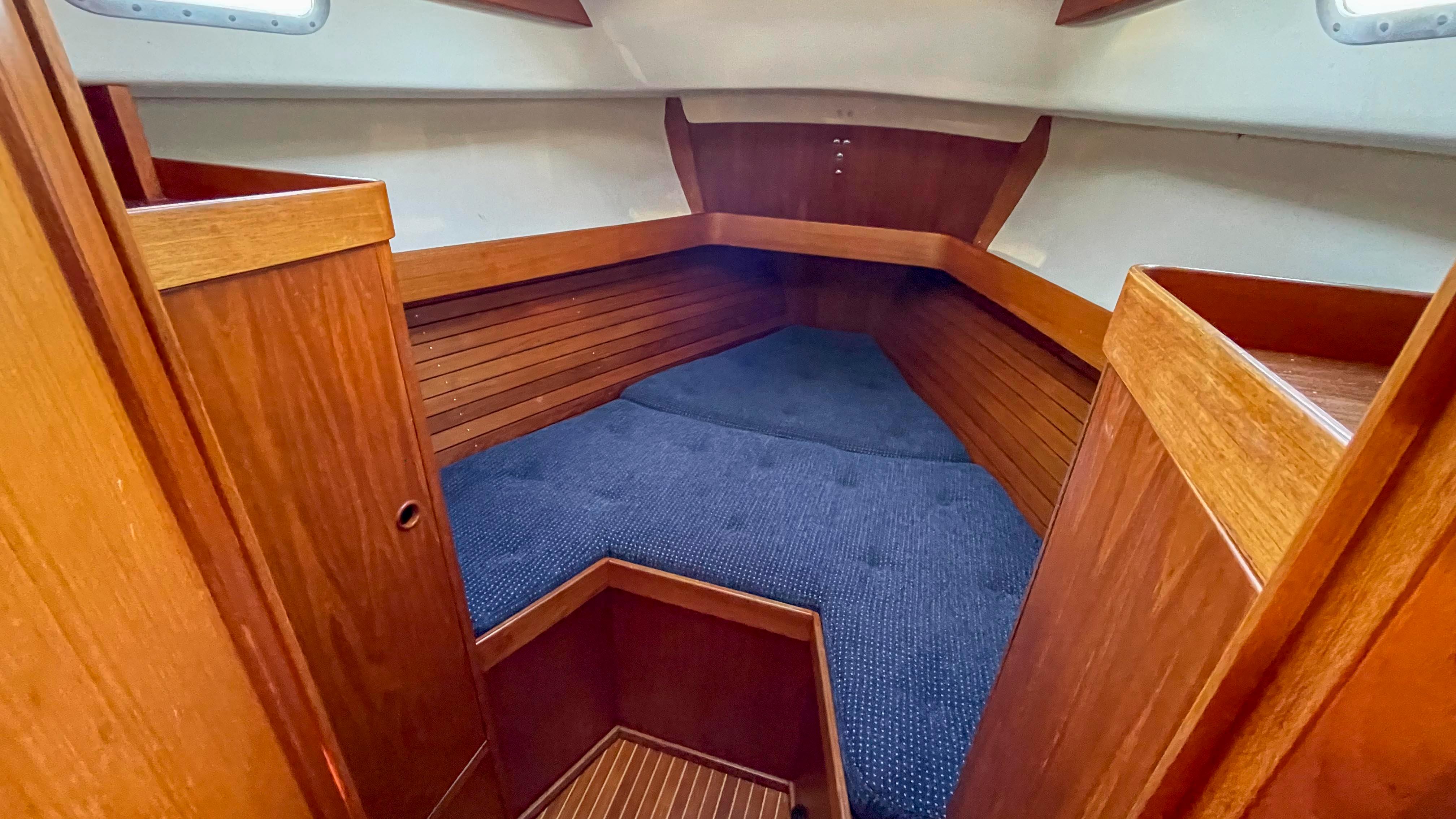 1990 Custom IS400 Centre Cockpit for sale - YachtWorld