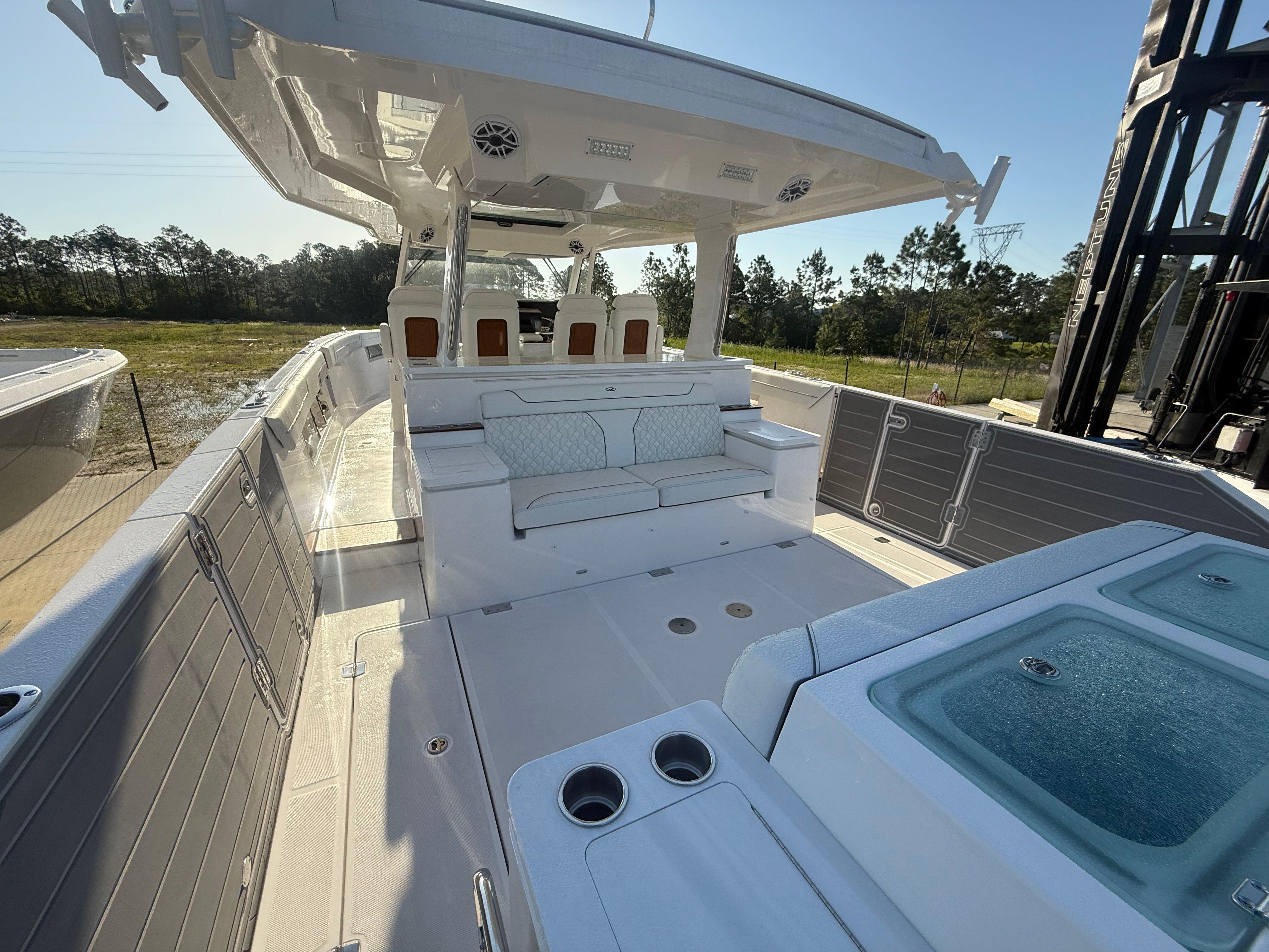 2025 Regal 43 SAV Motor Yachts for sale - YachtWorld