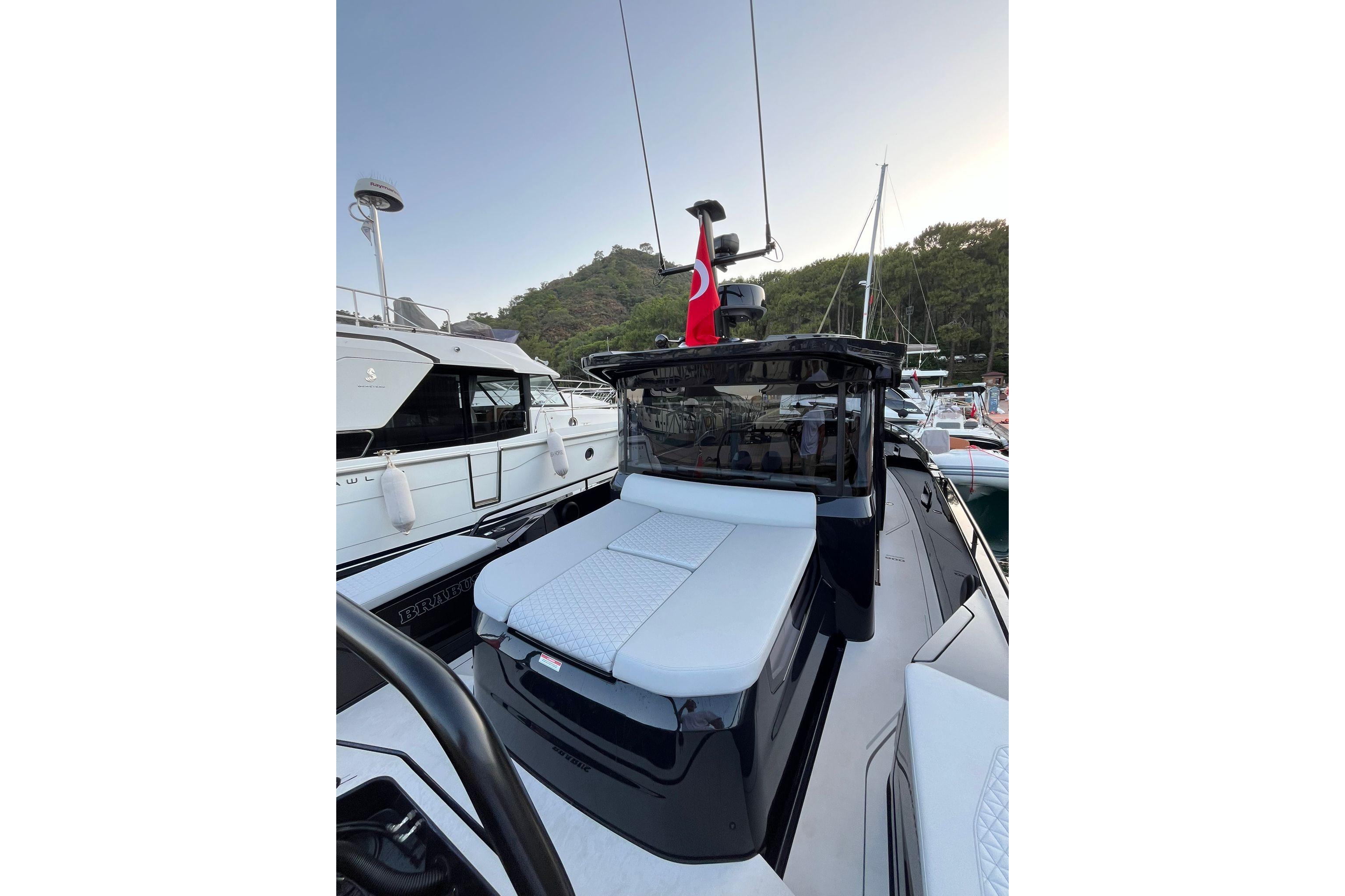 Axopar BRABUS SHADOW 900 XC SPECIFICATIONS | 2023 | 12m | Boatshop24