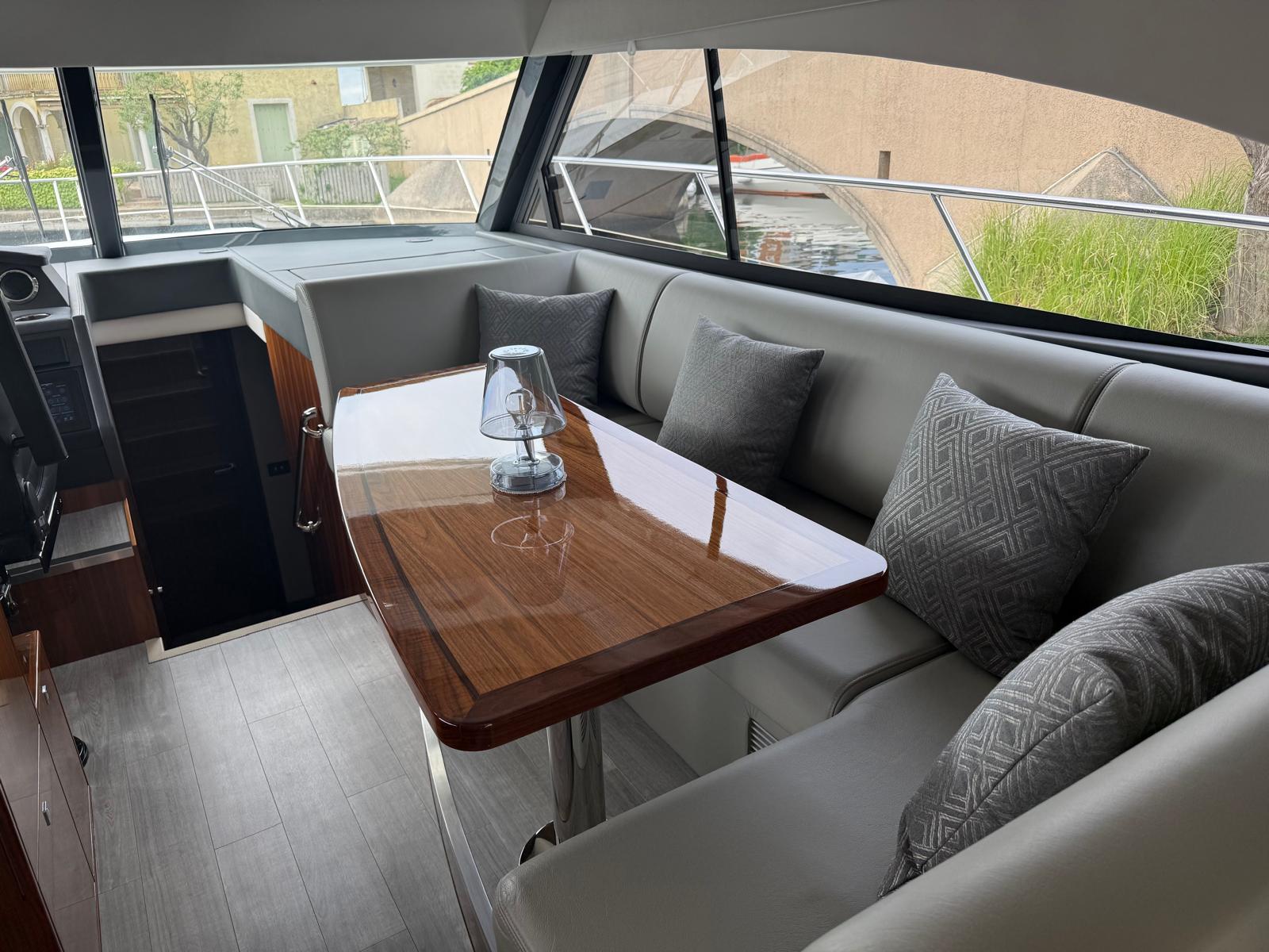 2022 Riviera 4800 Sport Yacht Sports Cruiser for sale - YachtWorld