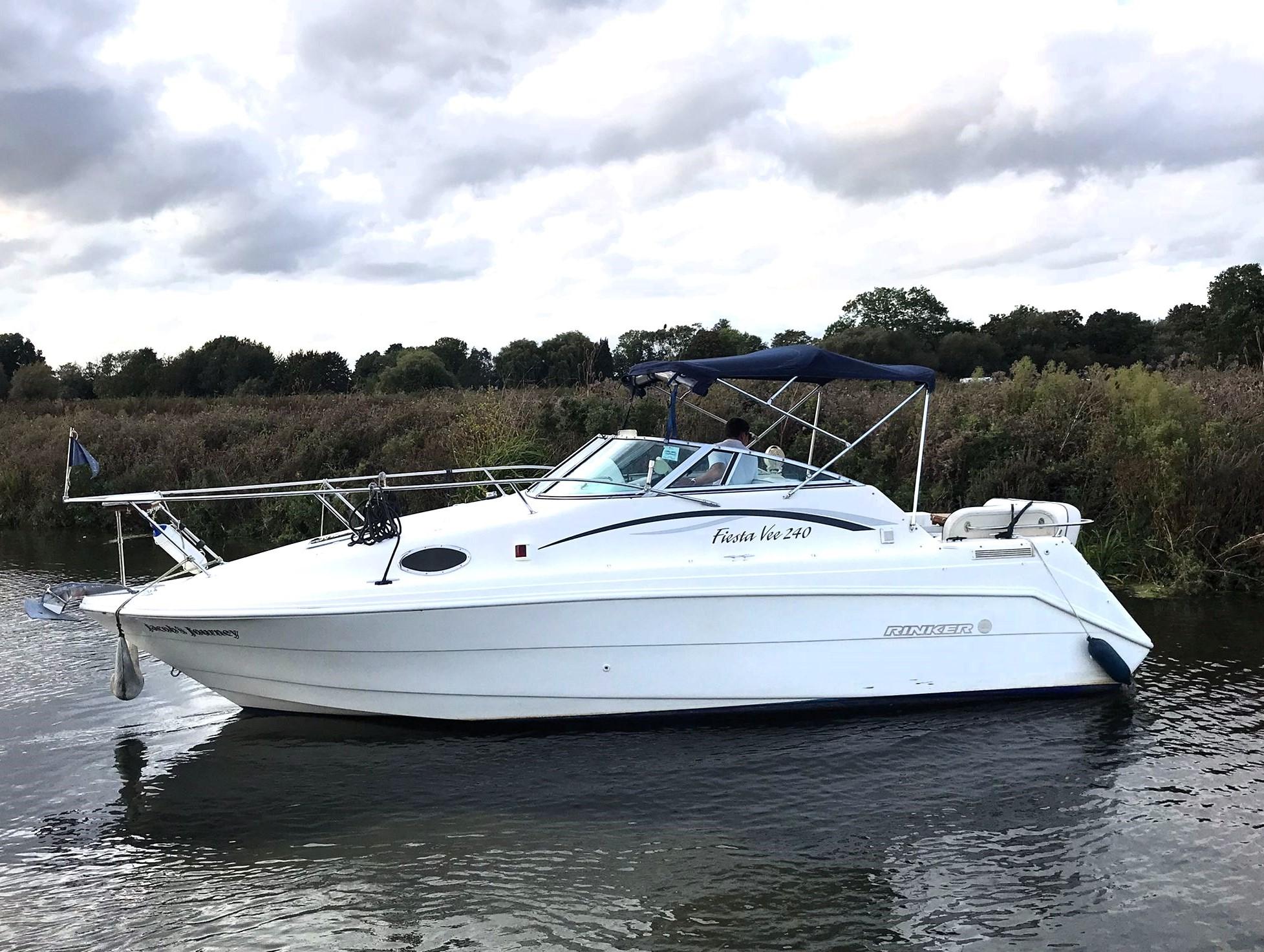 Used Rinker Fiesta Vee 240 in Berkshire - iNautia