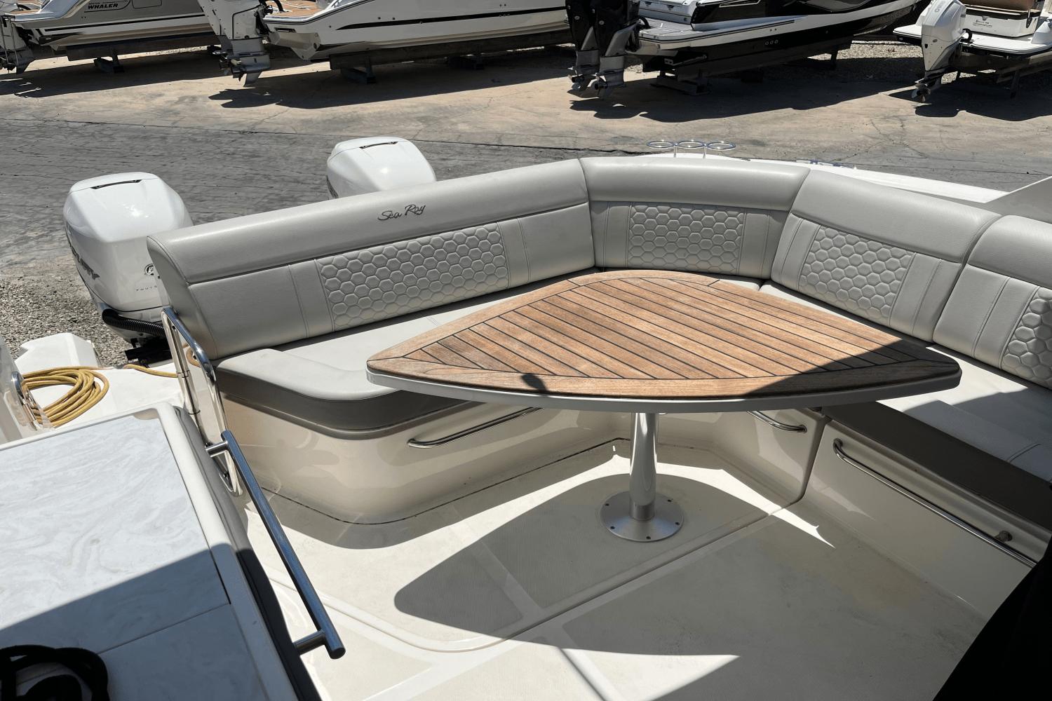 2022 Sea Ray 32 SUNDANCER OUTBOARD Sports Cruiser for sale - YachtWorld