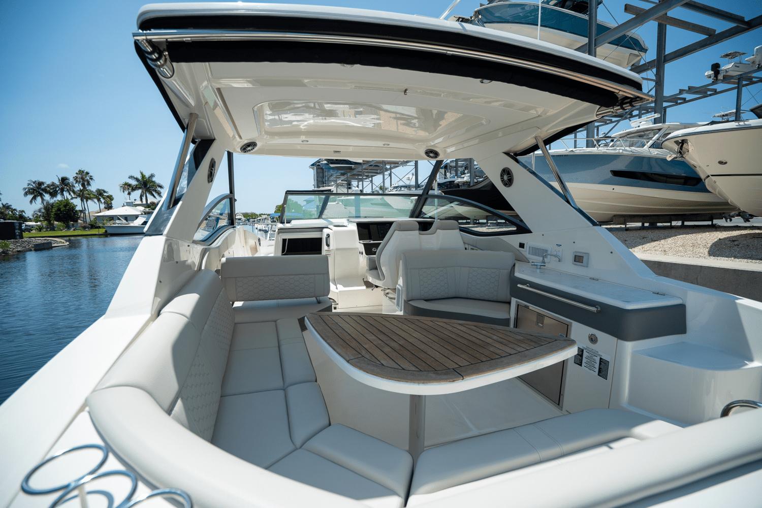 2022 Sea Ray 32 SUNDANCER OUTBOARD Sports Cruiser for sale - YachtWorld