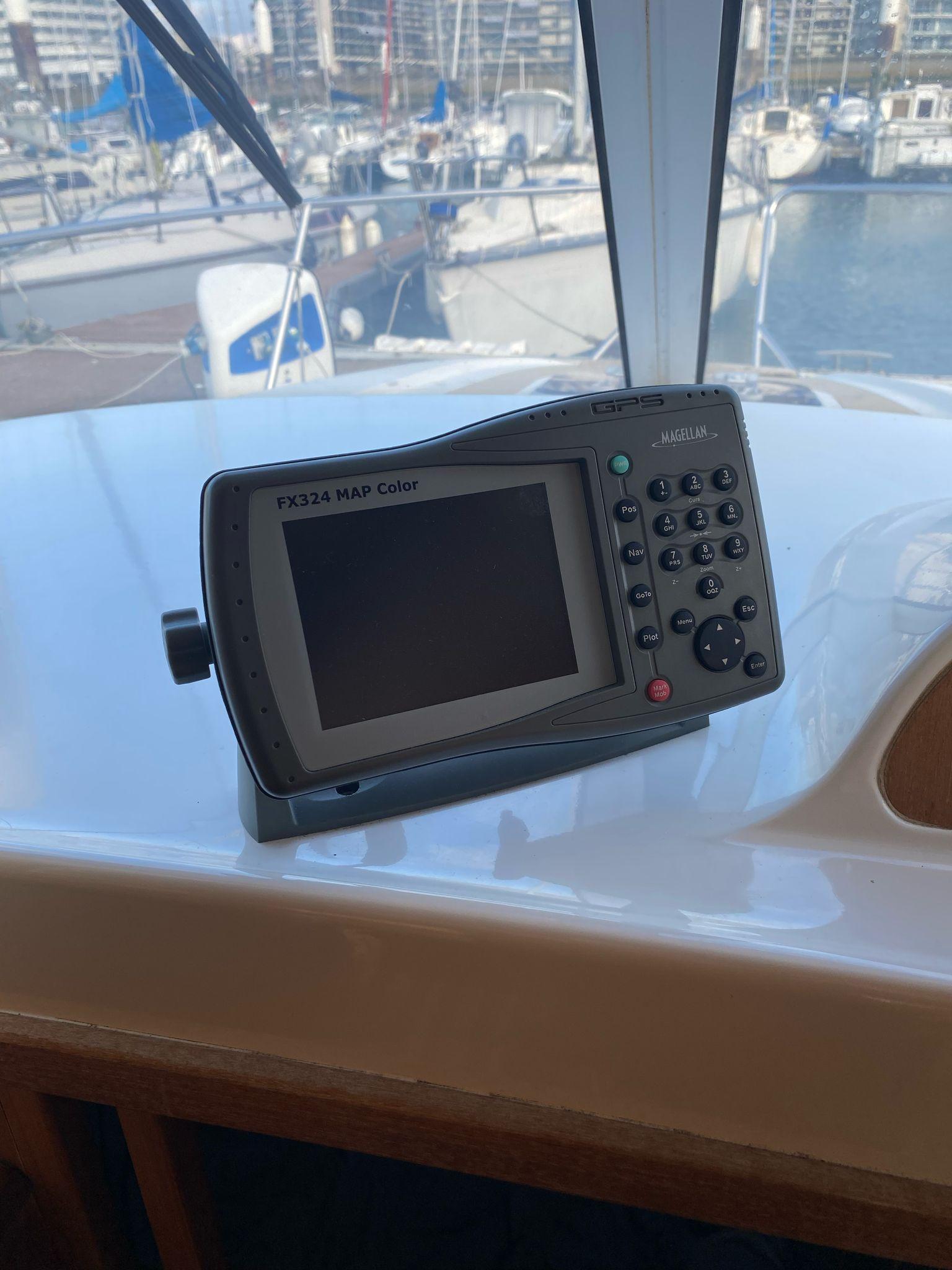 2004 Quicksilver QUICKSILVER 750 WEEKEND Cruiser for sale - YachtWorld