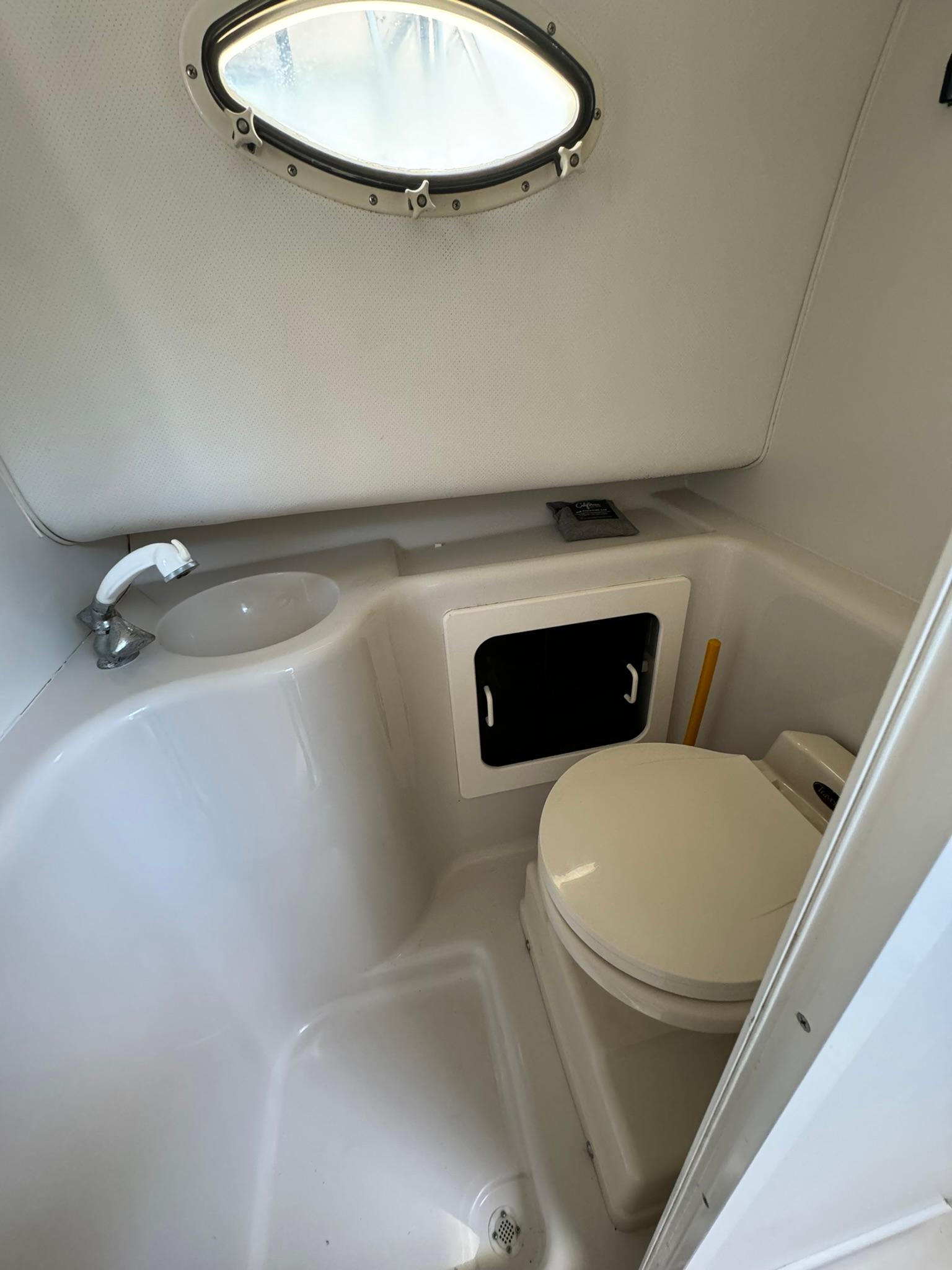 1995 Pro-Line 2950 Walkaround Cuddy Cabin Cuddy Cabin for sale - YachtWorld