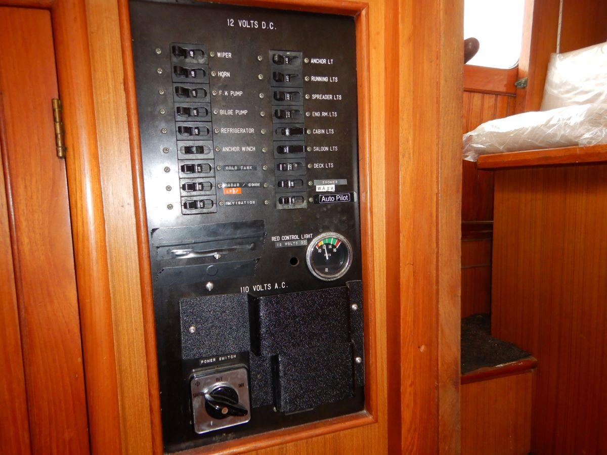 1982 CHB Tri Cabin Trawlers à vendre - YachtWorld