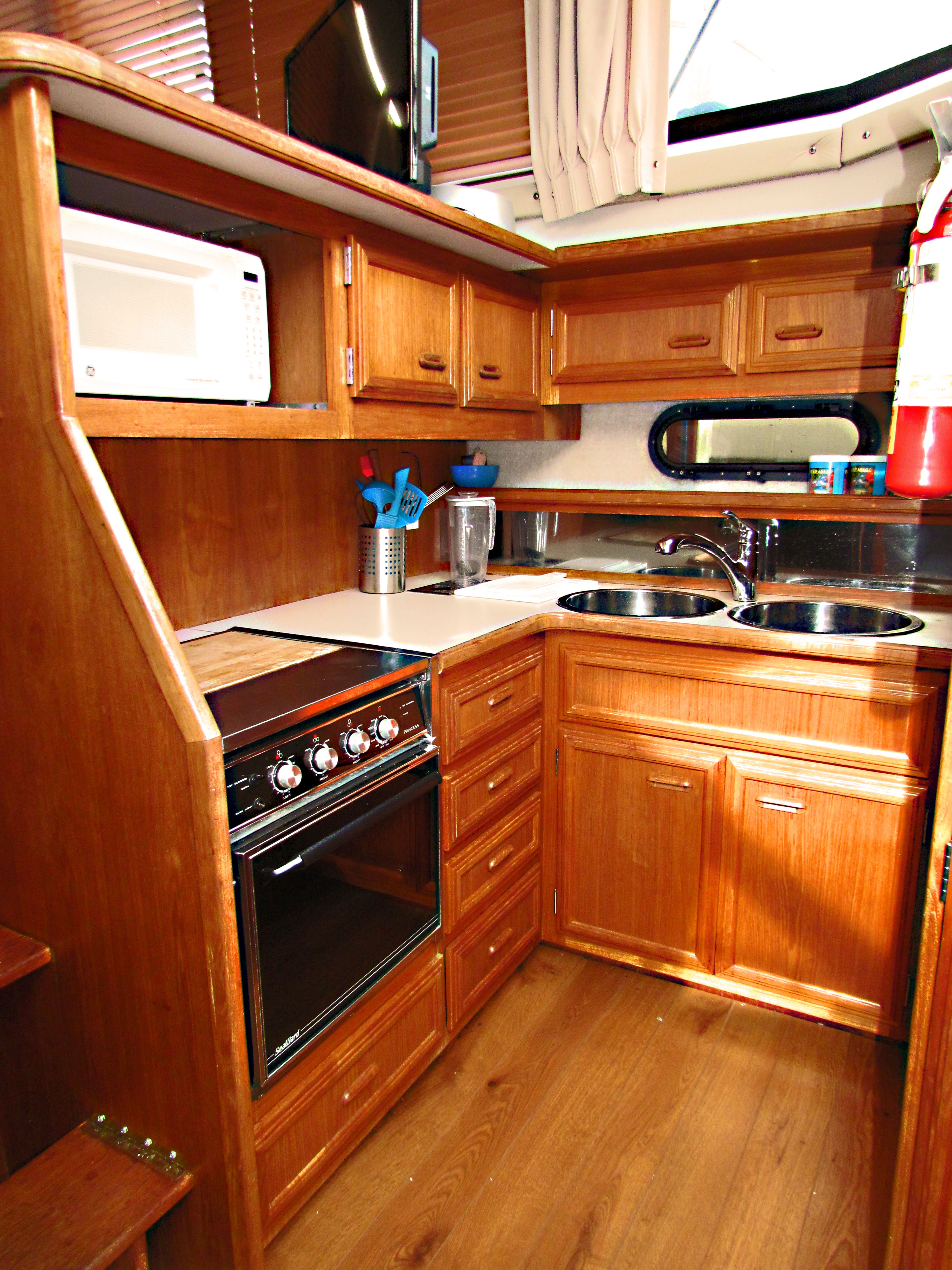 1990 Carver 38 Aft Cabin Motor Yacht - Weber Yachts