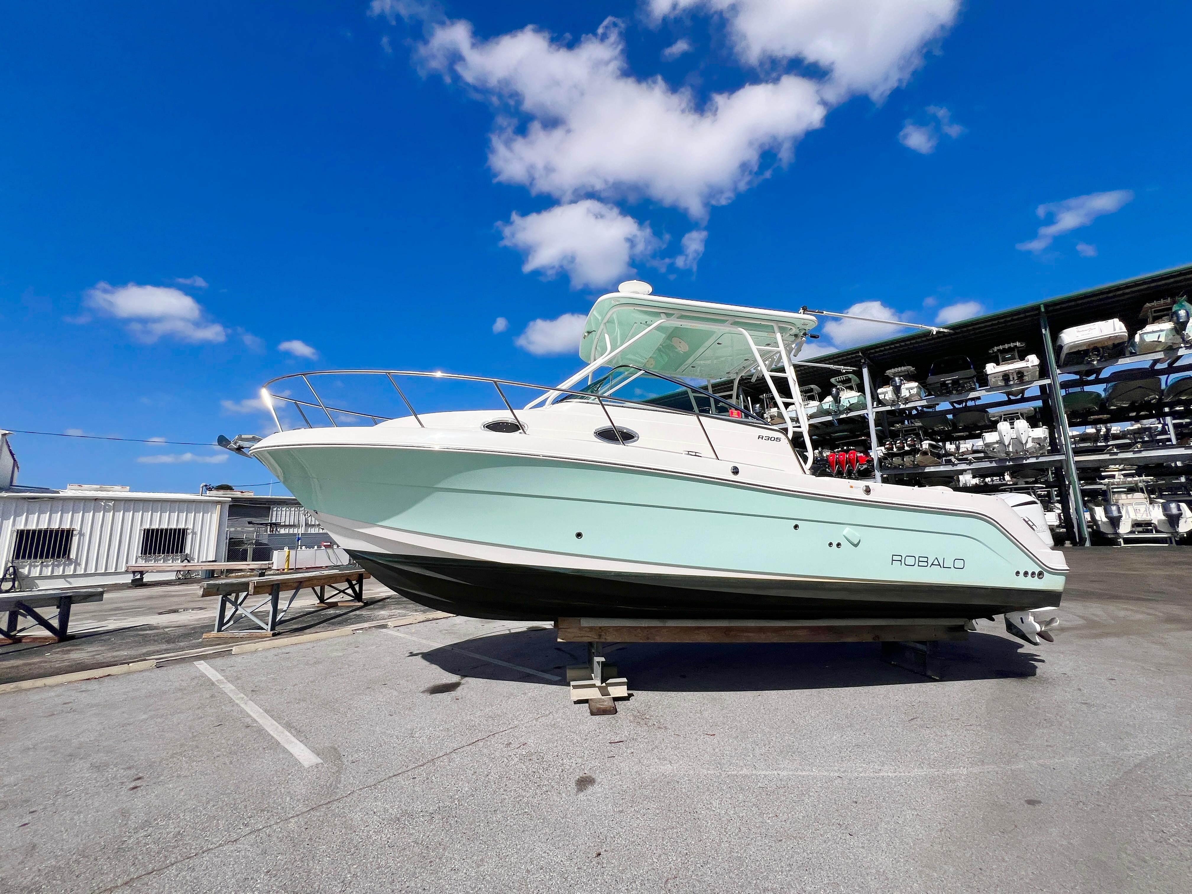 2017 Robalo R305 Walkaround Walkaround for sale - YachtWorld