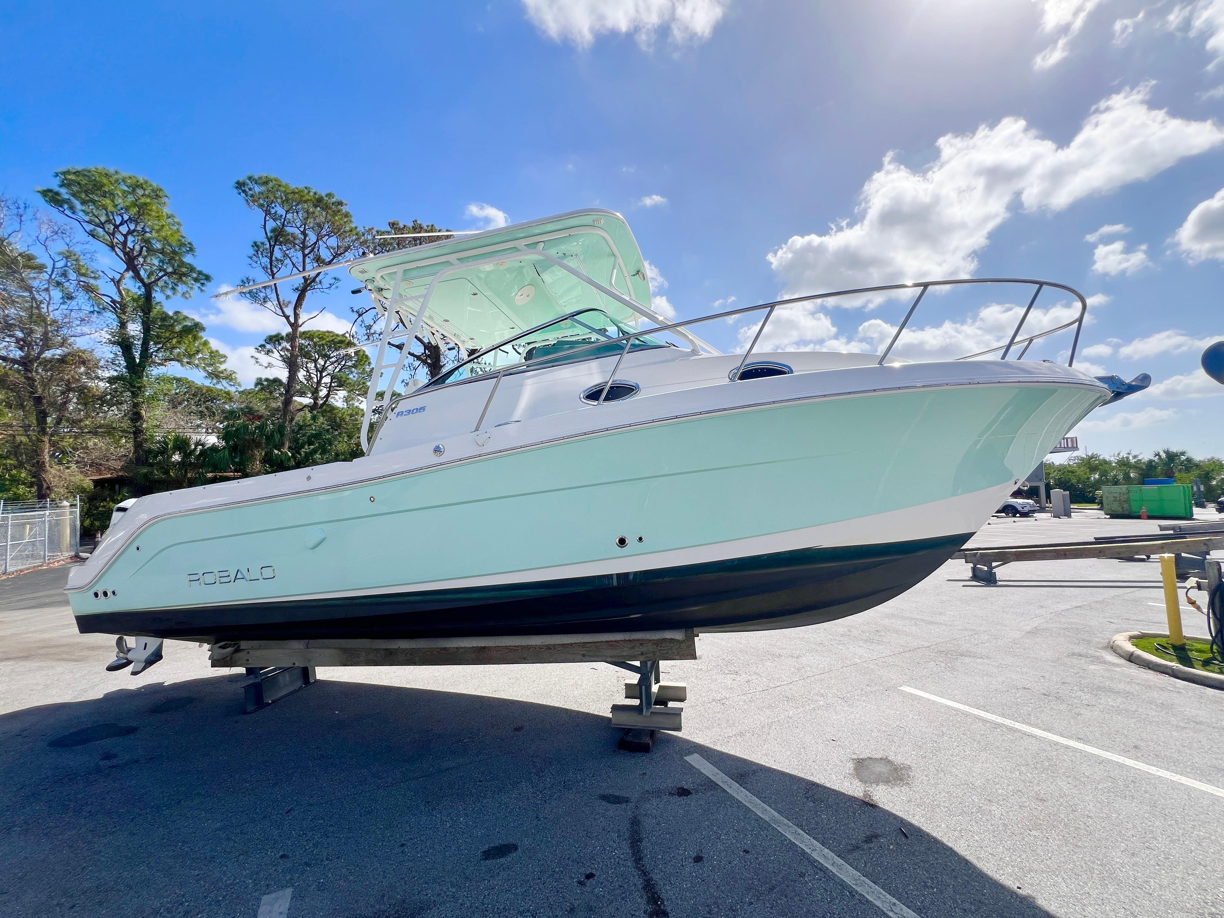 2017 Robalo R305 Walkaround Walkaround for sale - YachtWorld