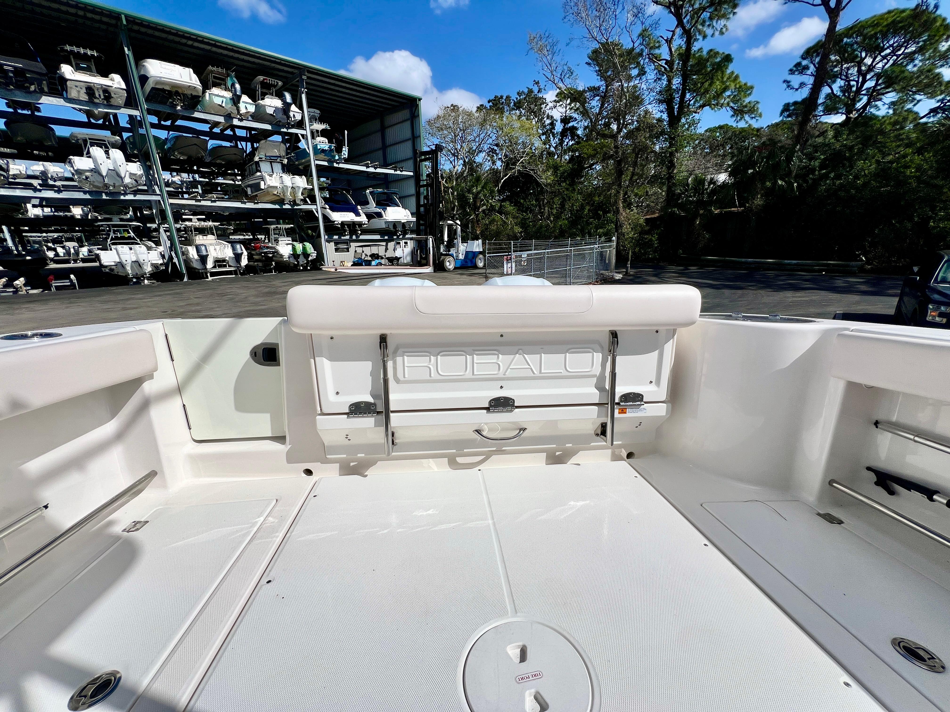 2017 Robalo R305 Walkaround Walkaround for sale - YachtWorld
