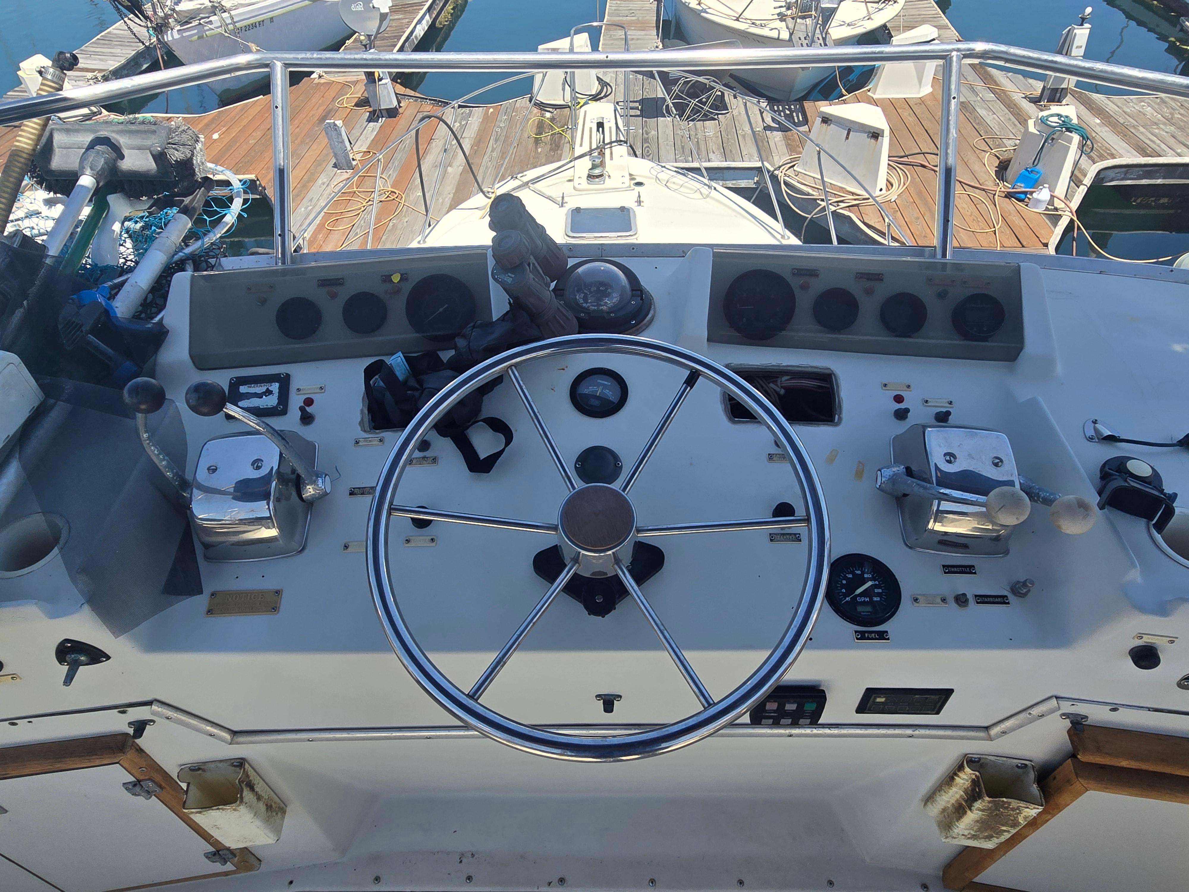 1984 Uniflite 36 Double Cabin Agterkahyt til salg- YachtWorld