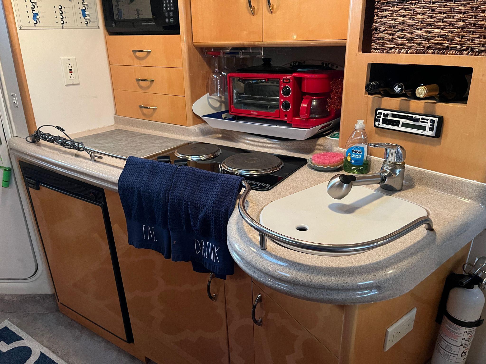 1999 Larson Cabrio 330 Mid Cabin Express Cruiser for sale - YachtWorld