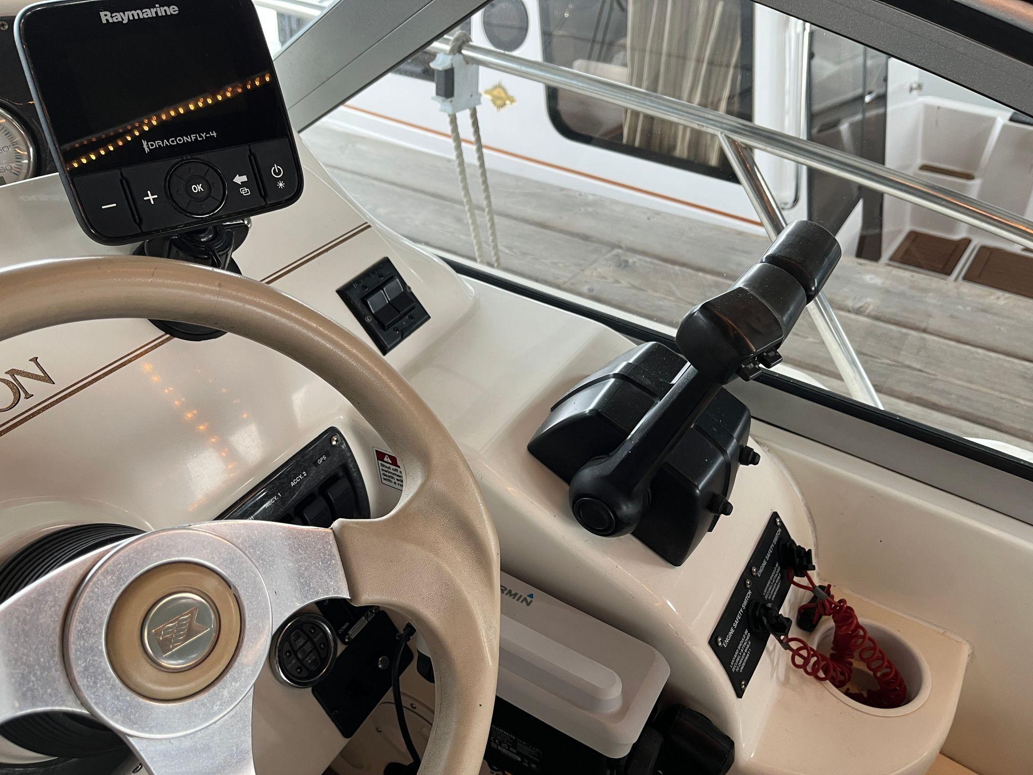 1999 Larson Cabrio 330 Mid Cabin Express Cruiser for sale - YachtWorld