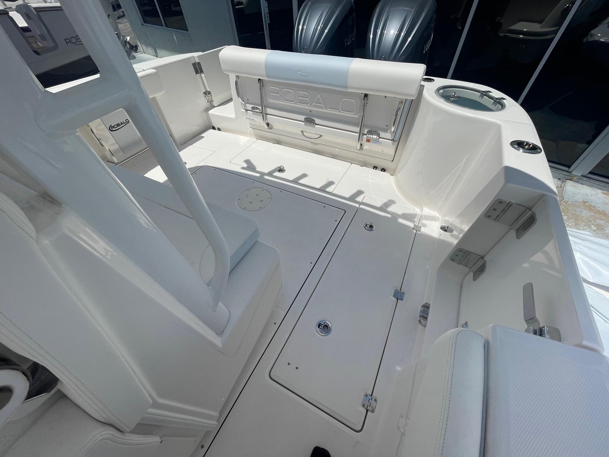 2023 Robalo R302 Center Console Center Console for sale - YachtWorld
