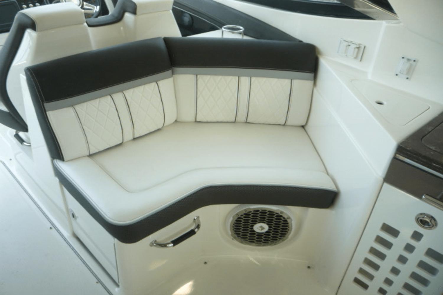 2017 Sea Ray SLX 350 Outboard Deck for sale - YachtWorld