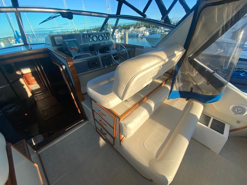 1986 Sea Ray 390 Express Cruiser - Weber Yachts