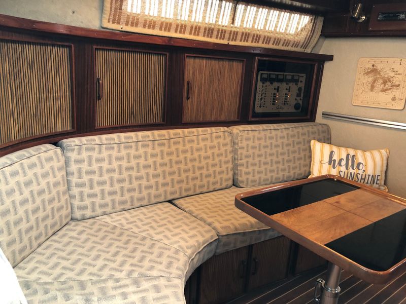 1986 Sea Ray 390 Express Cruiser - Weber Yachts