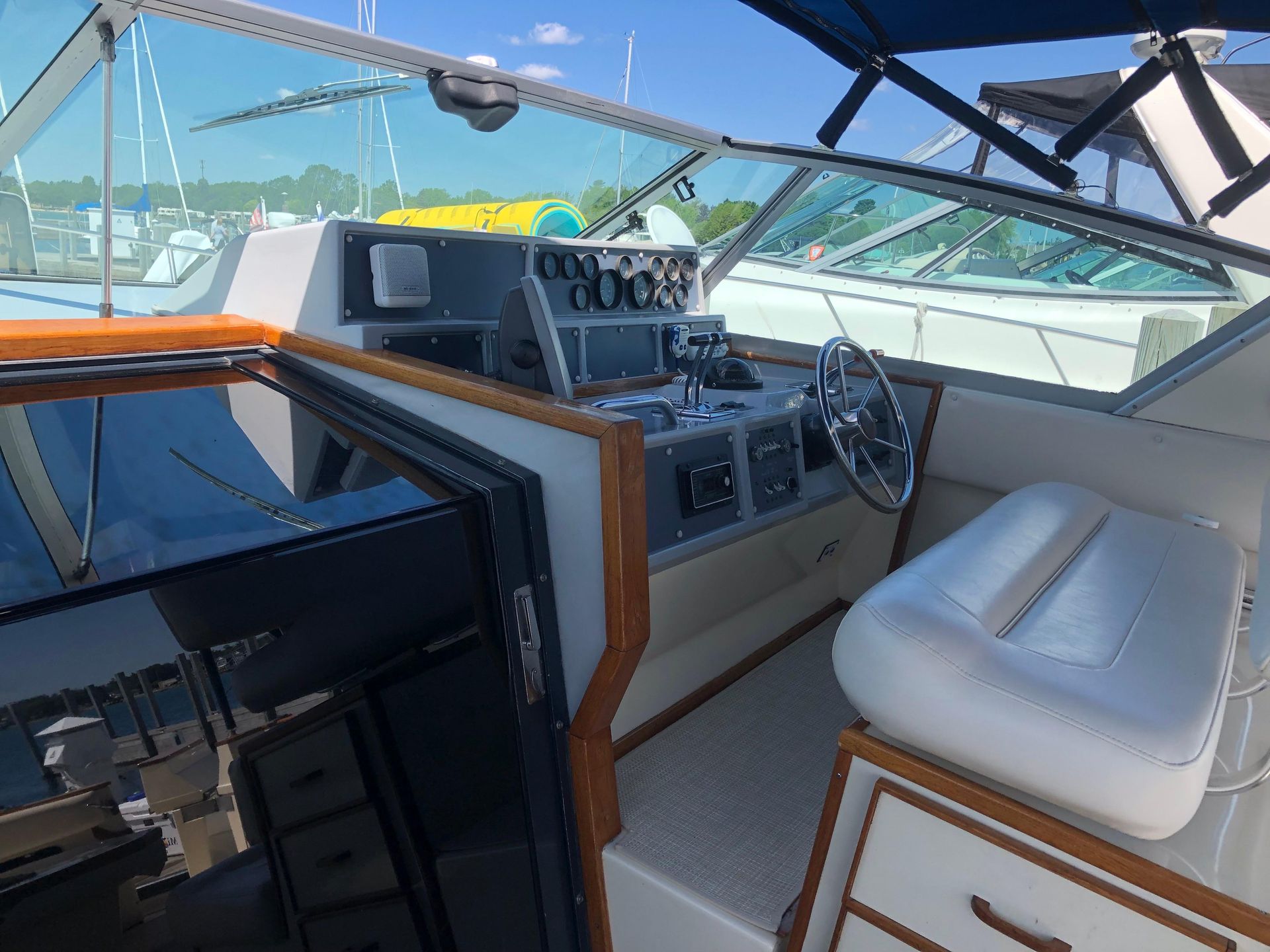 1986 Sea Ray 390 Express Cruiser - Weber Yachts