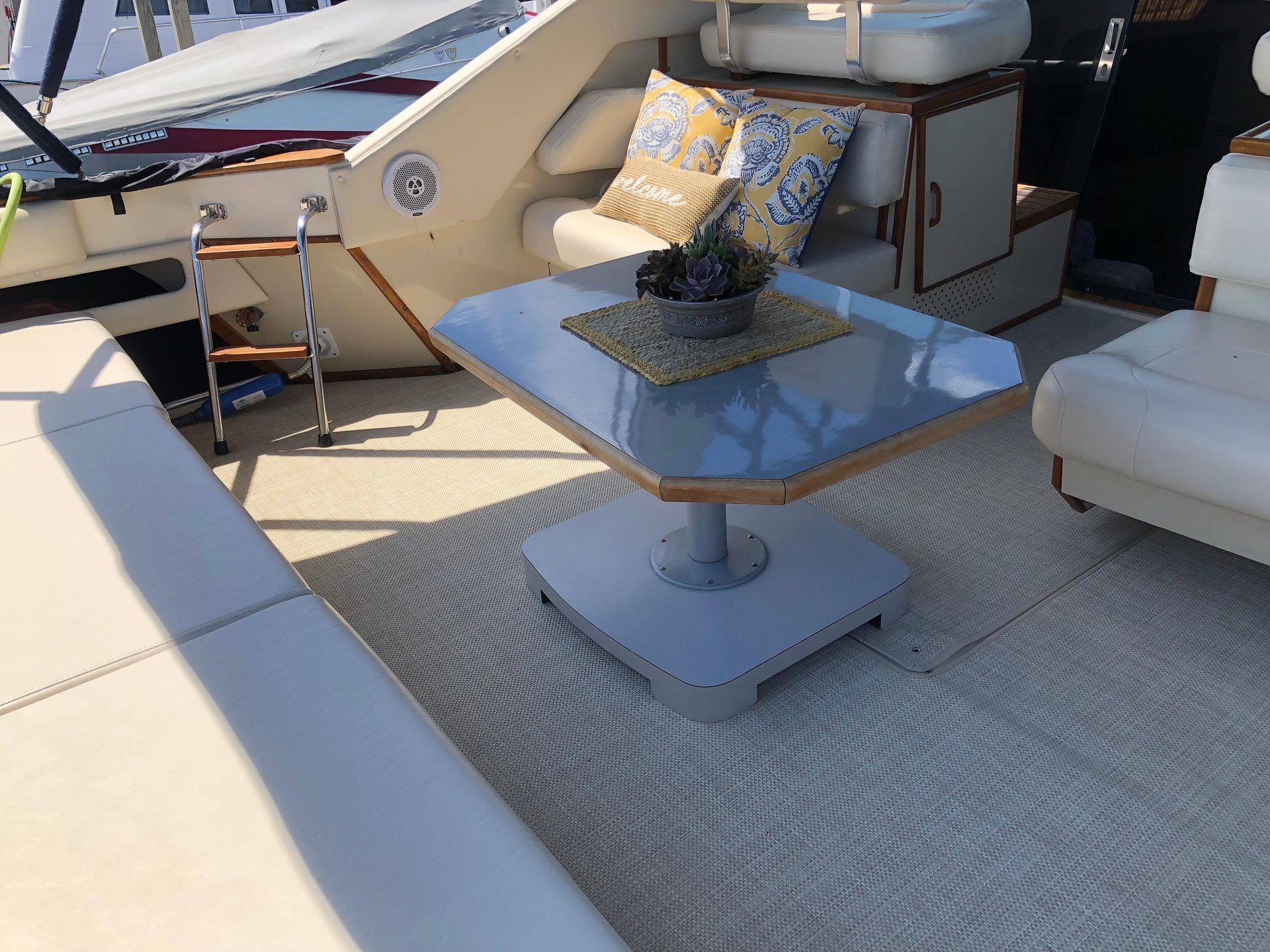1986 Sea Ray 390 Express Cruiser - Weber Yachts