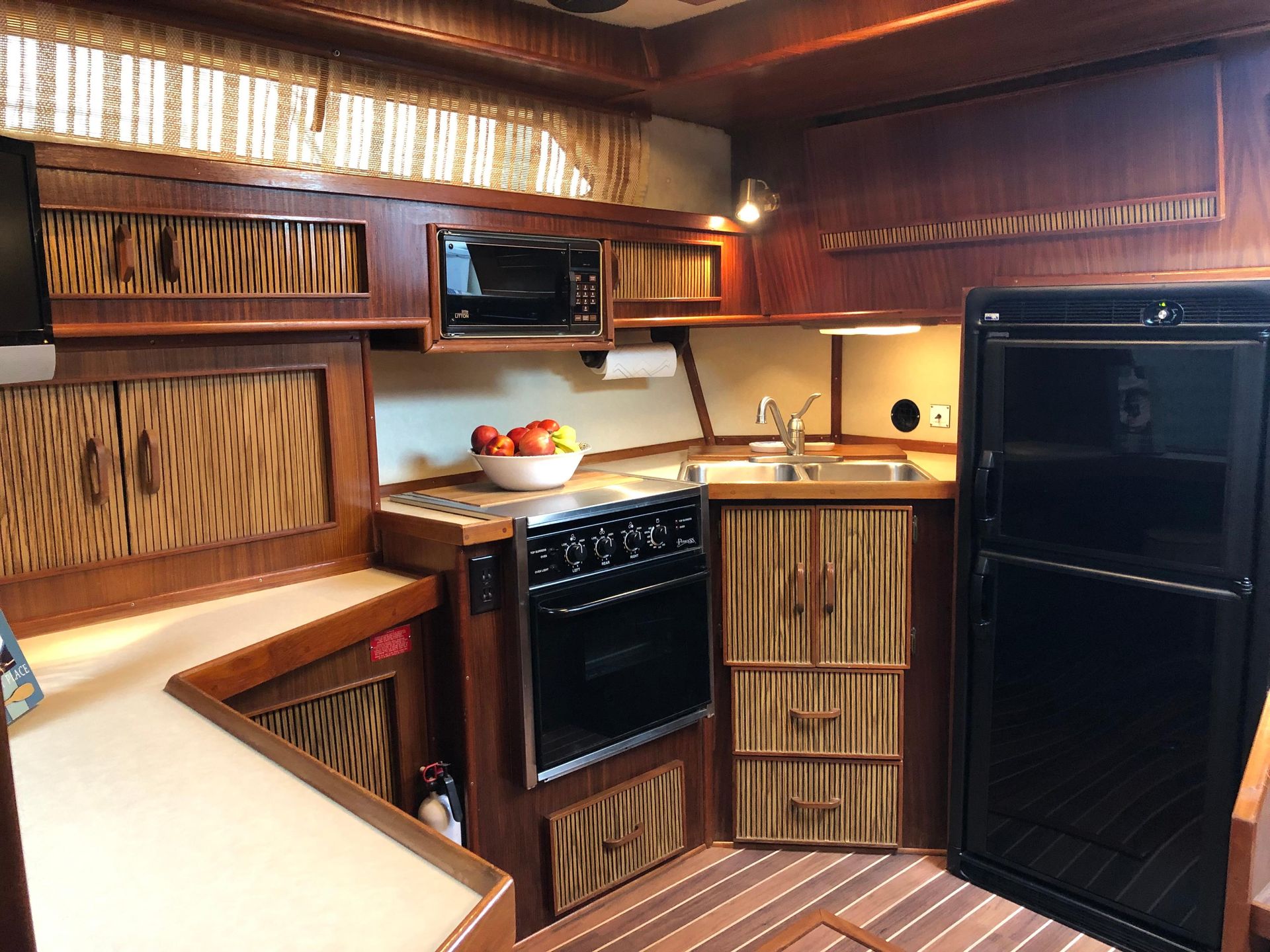 1986 Sea Ray 390 Express Cruiser - Weber Yachts