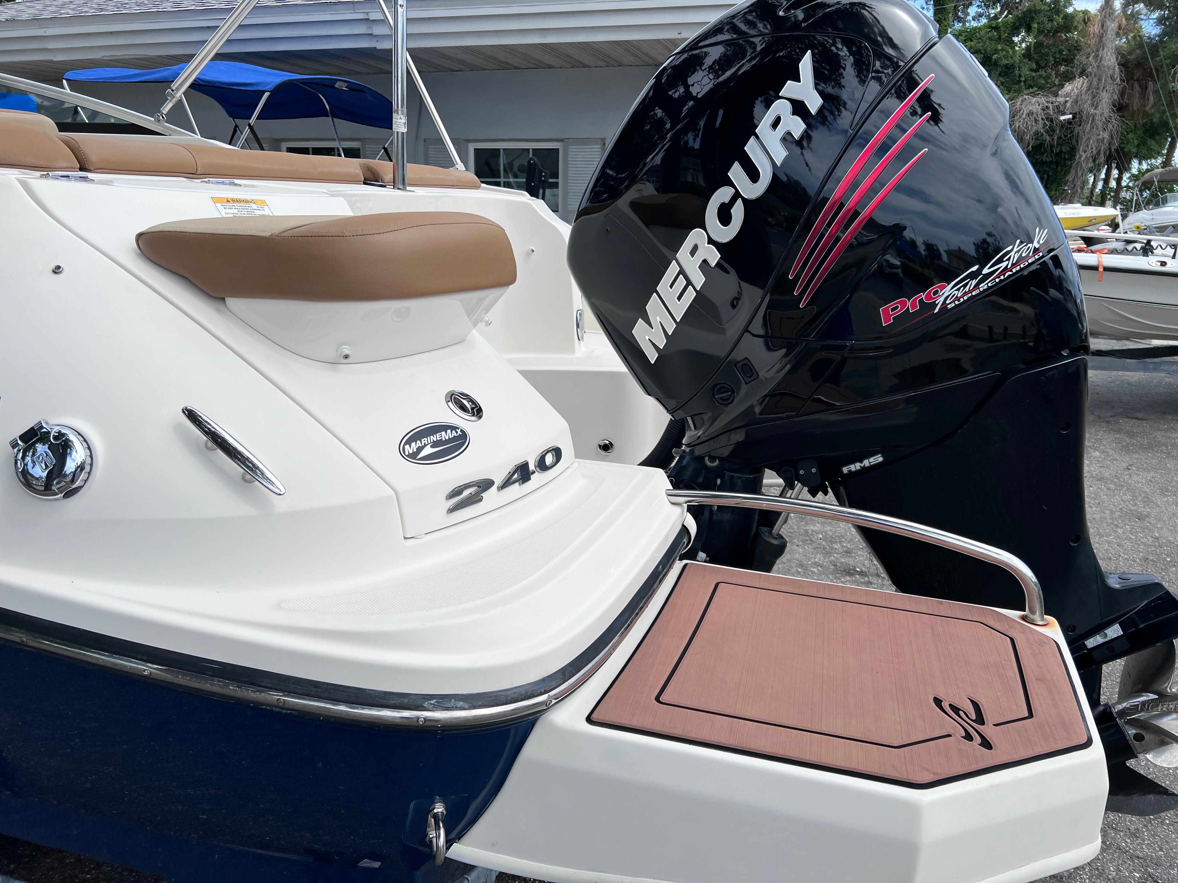 2015 Sea Ray 240 Sundeck Outboard Deck for sale - YachtWorld