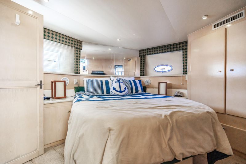 1999 Carver 406 Motor Yacht - Weber Yachts