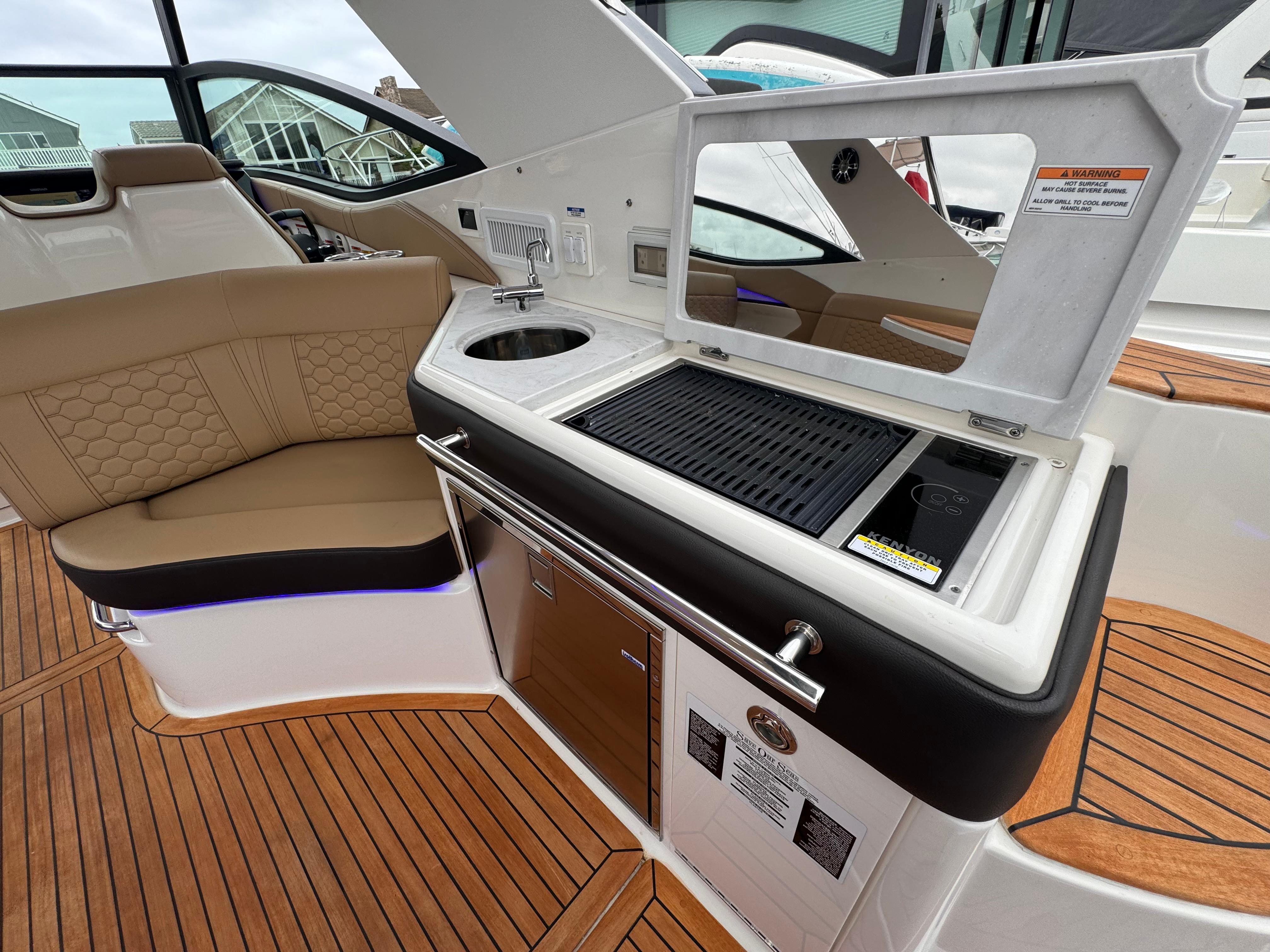 2022 Sea Ray 320 Sundancer Express Cruiser for sale - YachtWorld