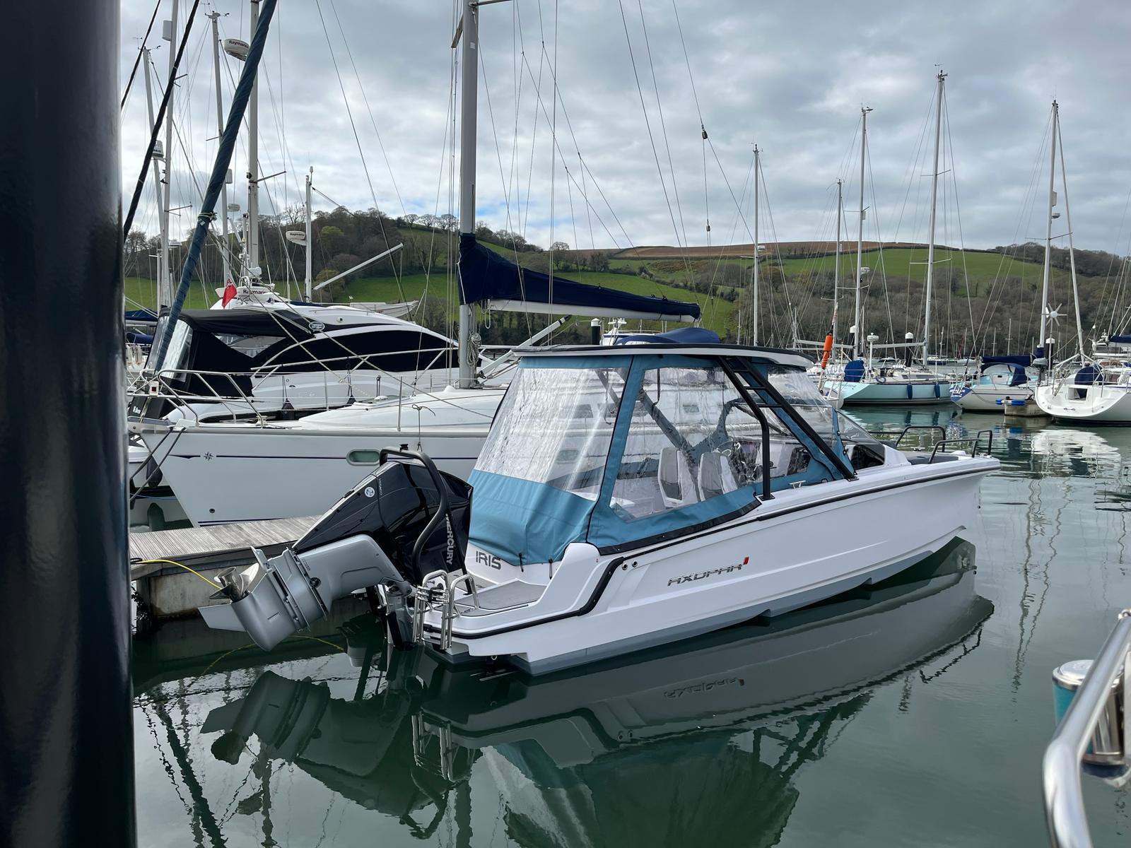 2023 Axopar 25 Cross Top Cuddy Cabin Kaufen - YachtWorld