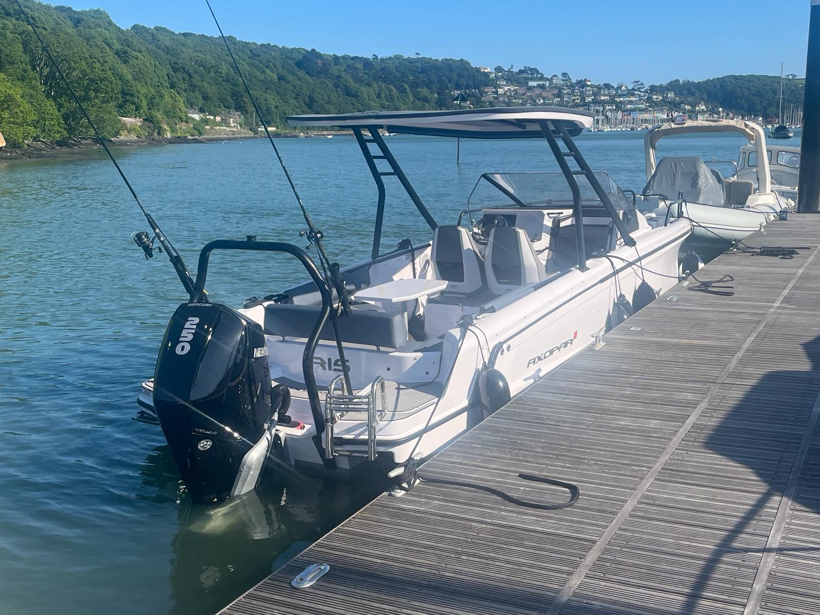 2023 Axopar 25 Cross Top Cuddy Cabin Kaufen - YachtWorld