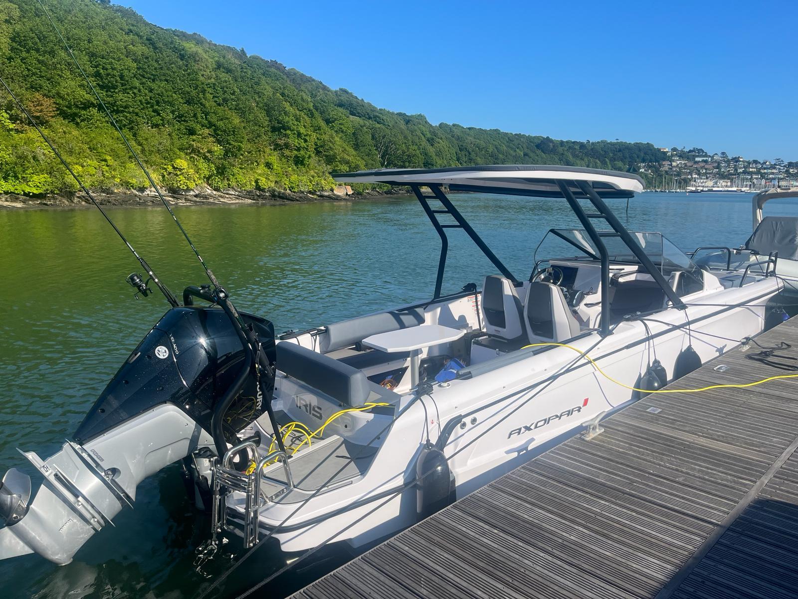 2023 Axopar 25 Cross Top Cuddy Cabin Kaufen - YachtWorld