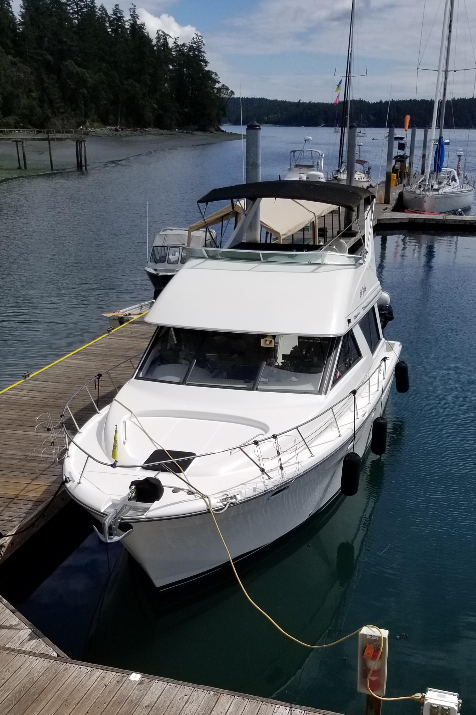 1999 Bayliner 3988 Motoryacht w/ THRUSTER Motor Yacht for sale - YachtWorld