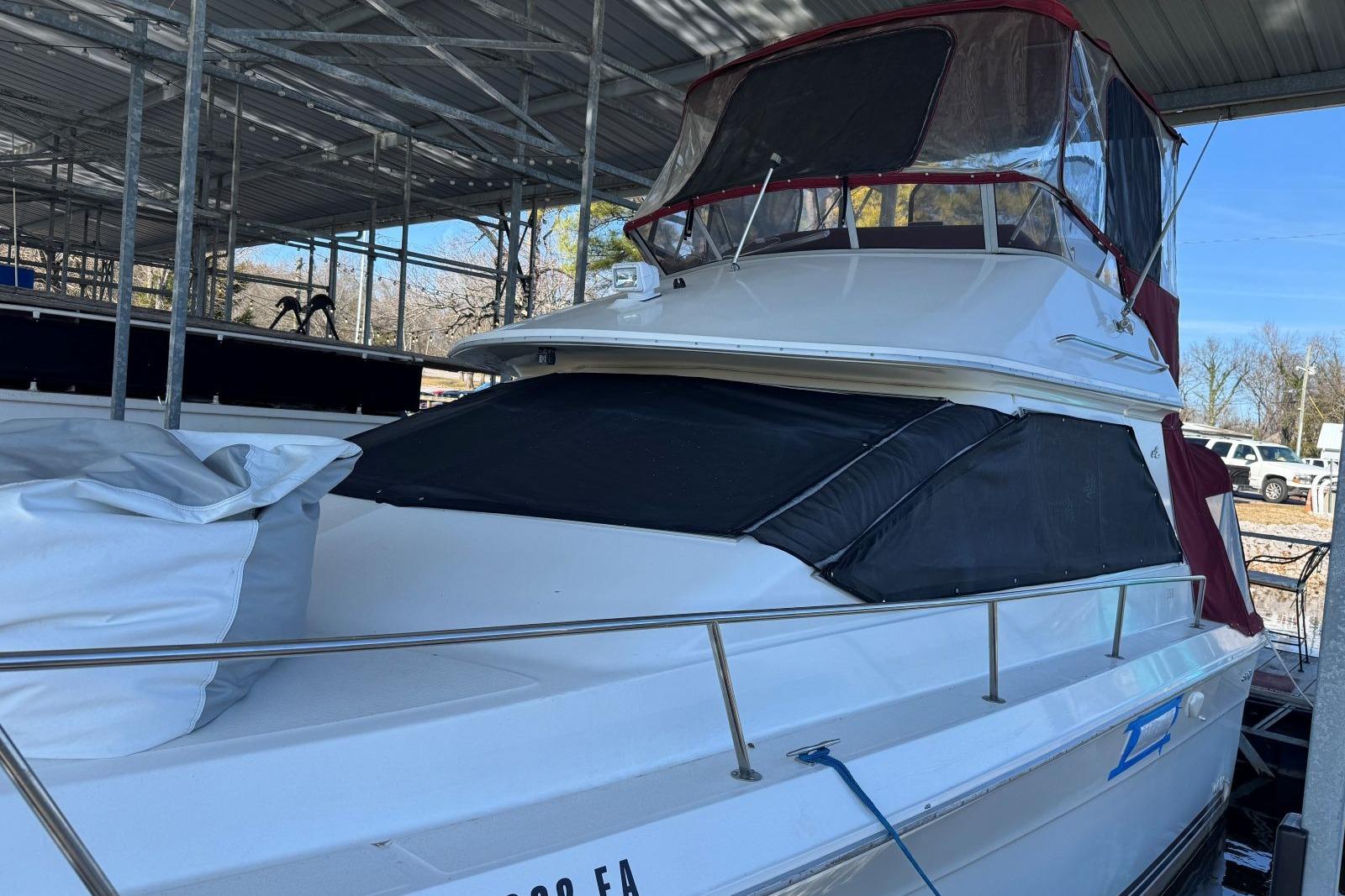 1989 Sea Ray 300 Sedan Bridge Flybridge til salgs- YachtWorld