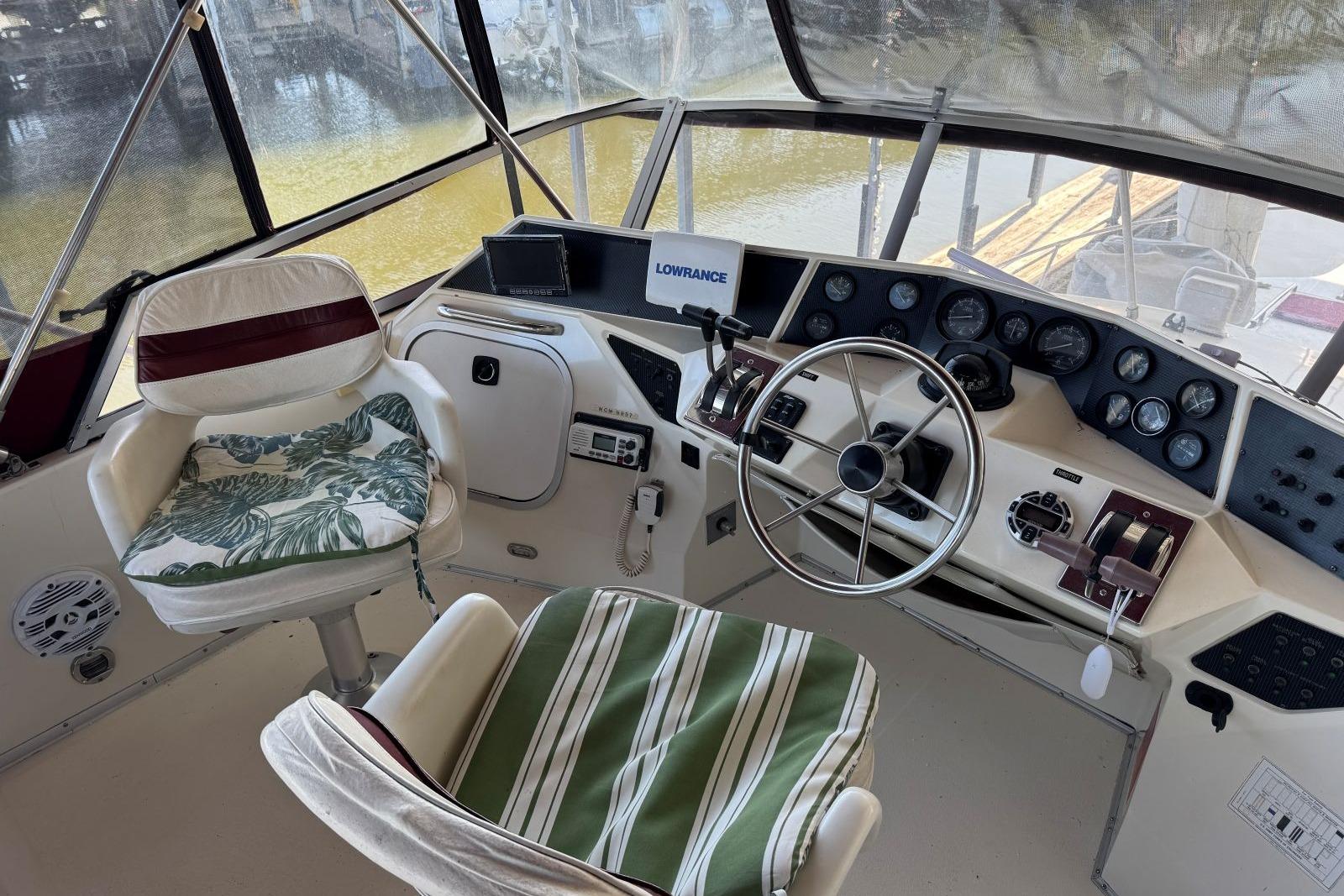 1989 Sea Ray 300 Sedan Bridge Flybridge til salgs- YachtWorld