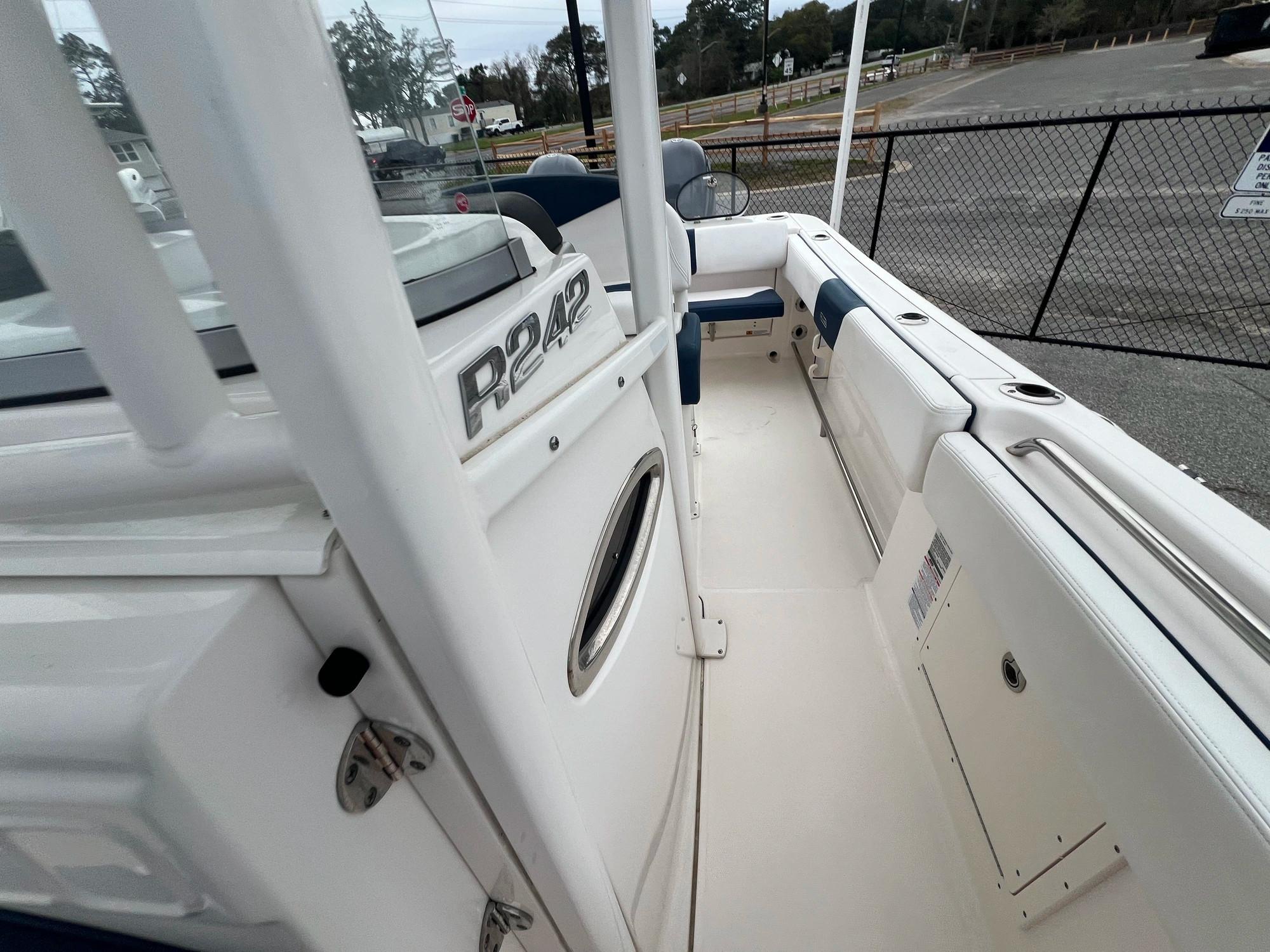 2019 Robalo 242 CC Center Console for sale - YachtWorld