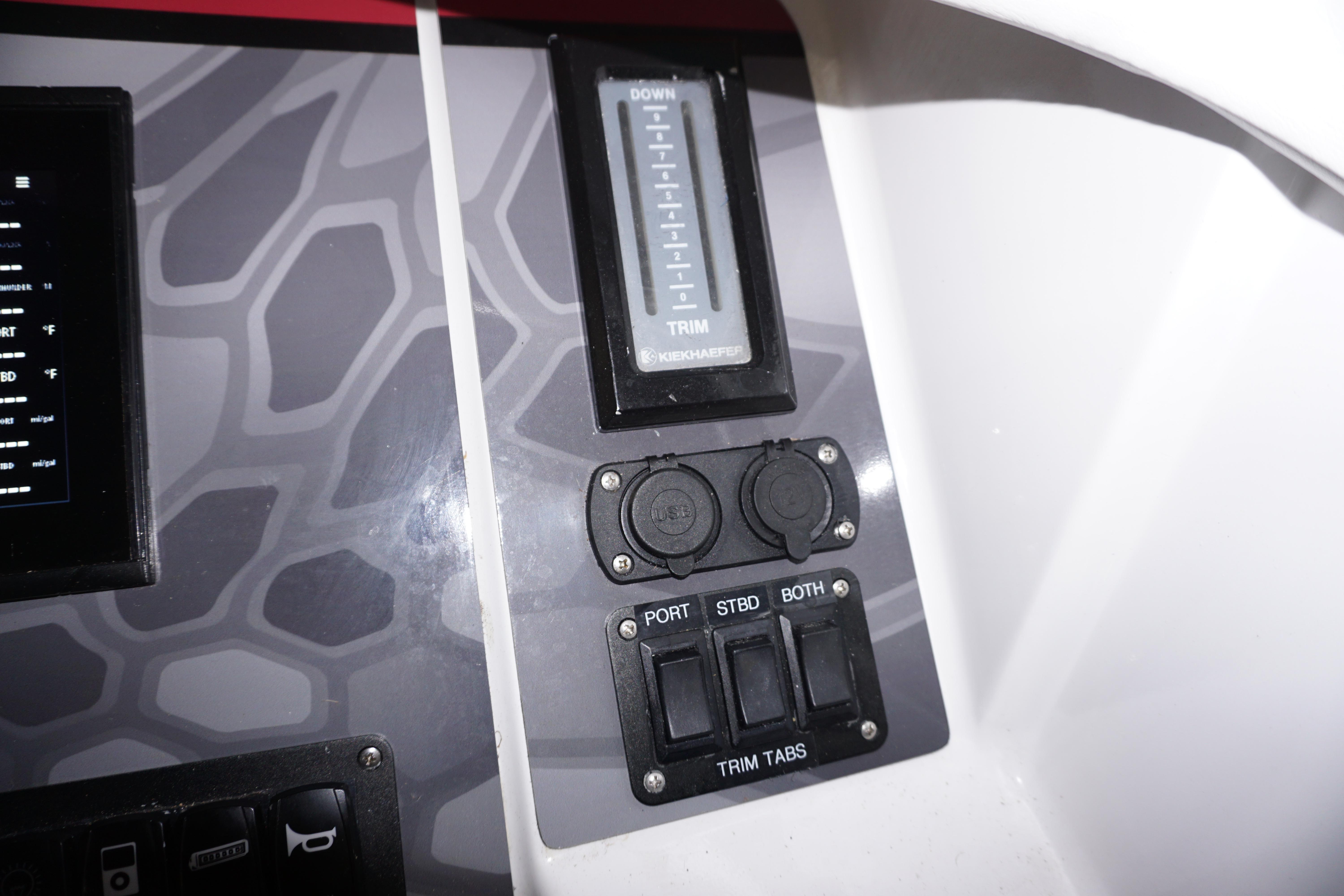 1998 Active Thunder 32 CC High Performance for sale - YachtWorld