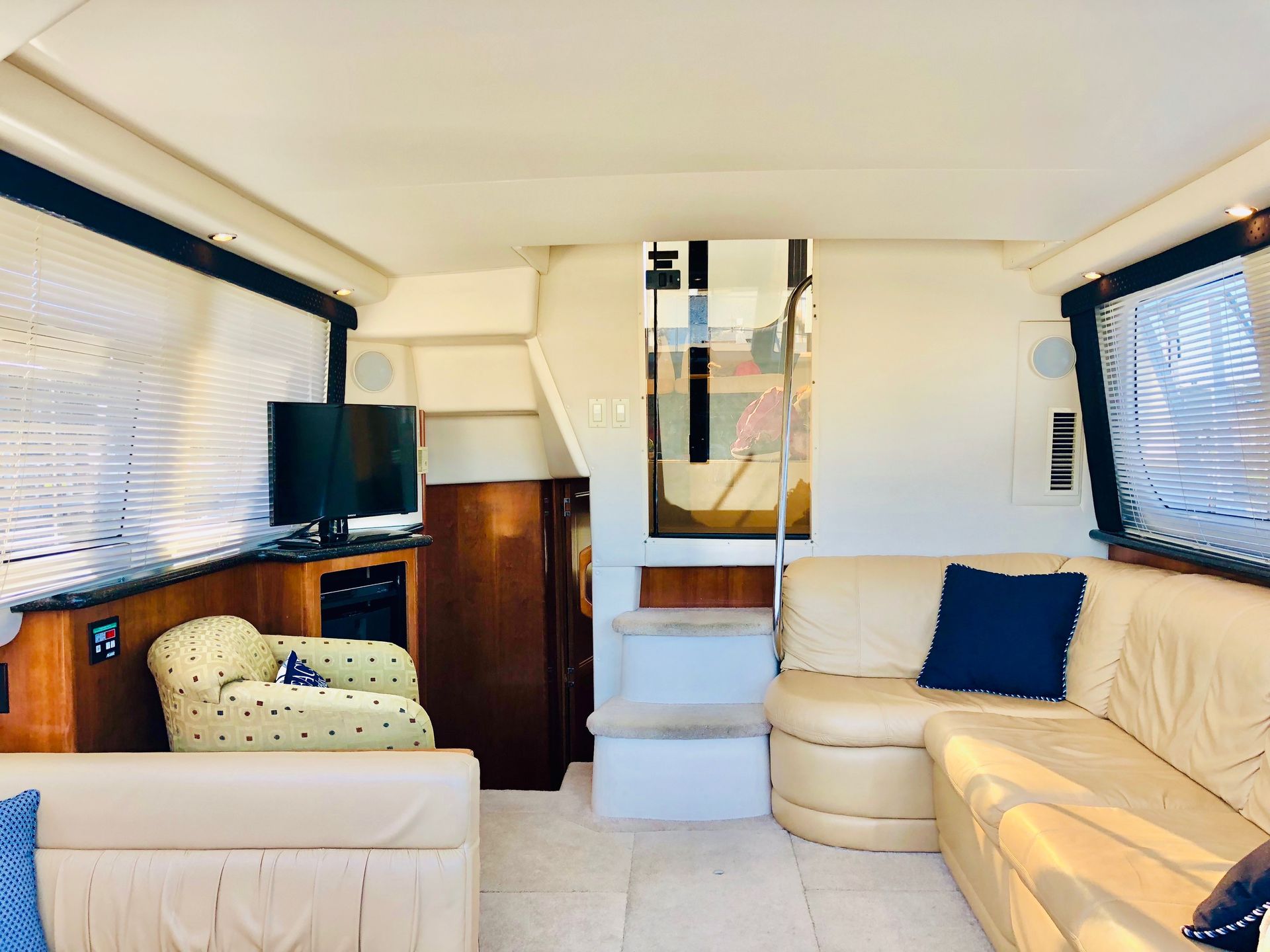 2001 Carver 356 Motor Yacht - Weber Yachts