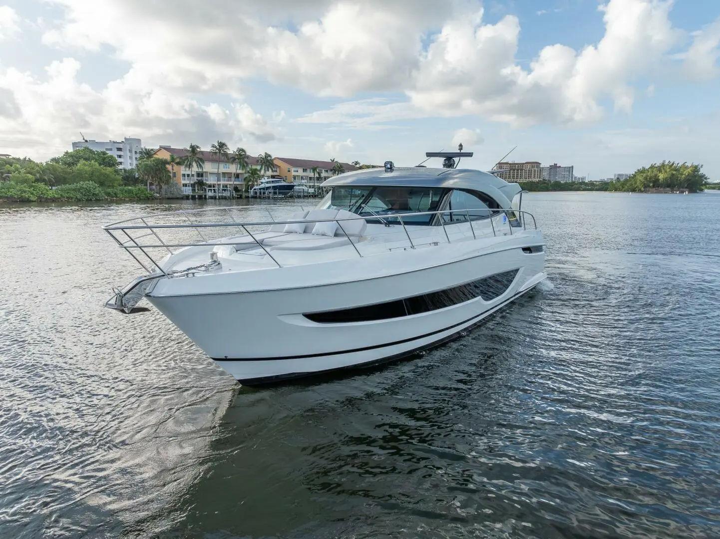 2025 Riviera 4600 Sport Yacht Express Cruiser for sale - YachtWorld