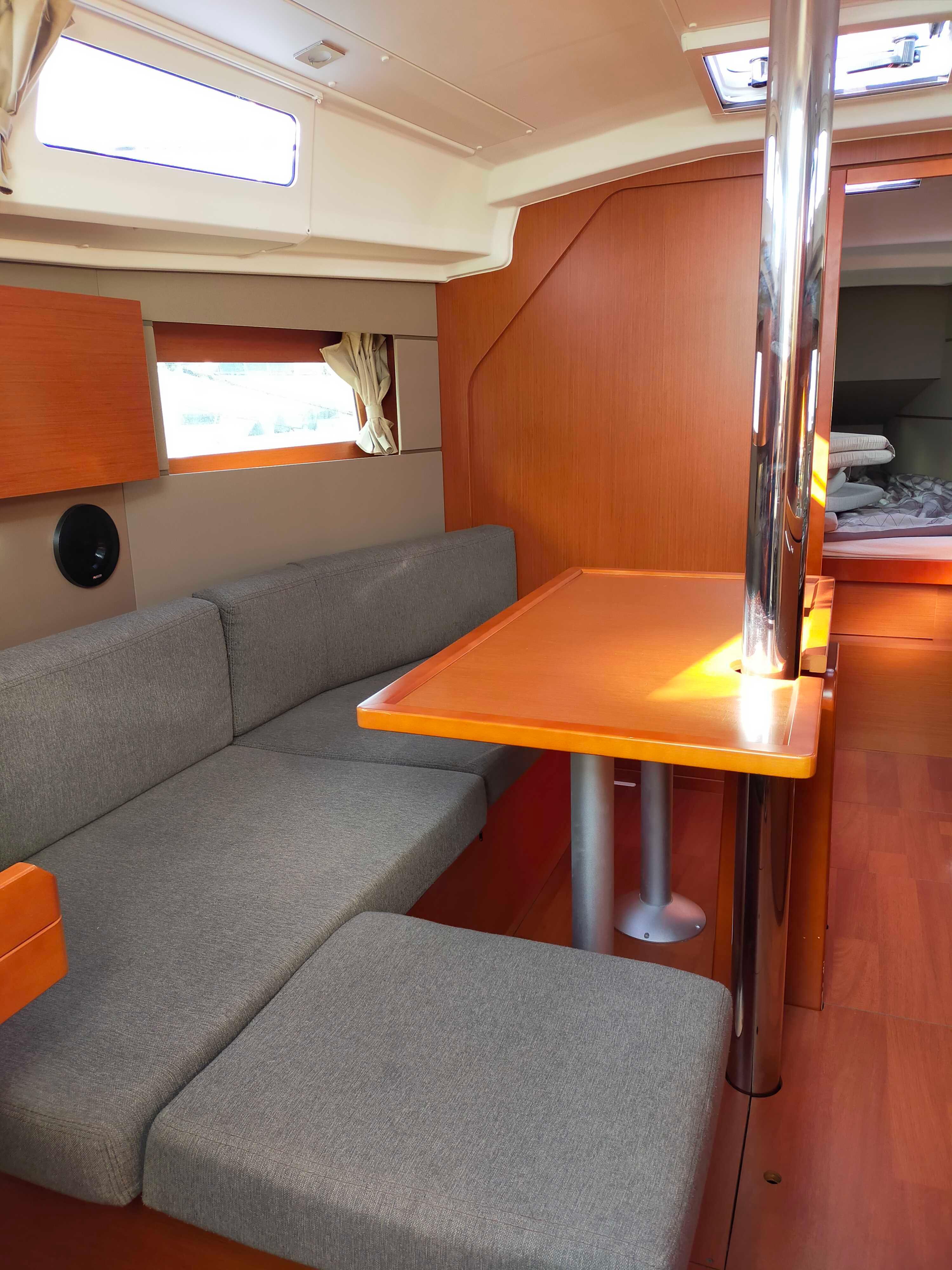 Used 2016 Beneteau Oceanis 35 - 11 - Aude | Youboat