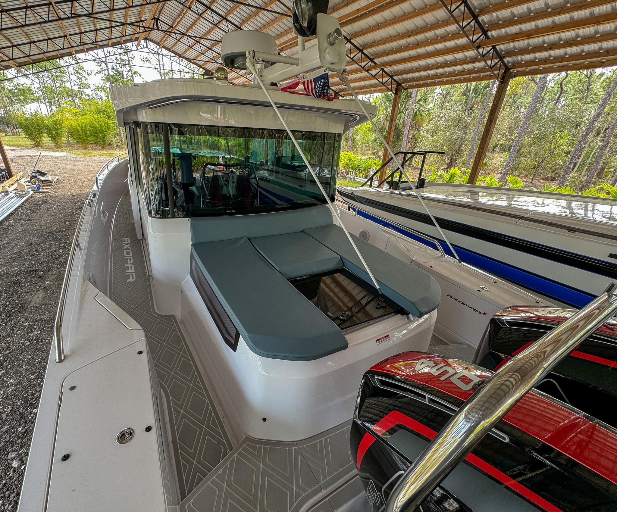 2022 Axopar 37 XC Cross Cabin Brabus Cuddy Cabin Kaufen - YachtWorld