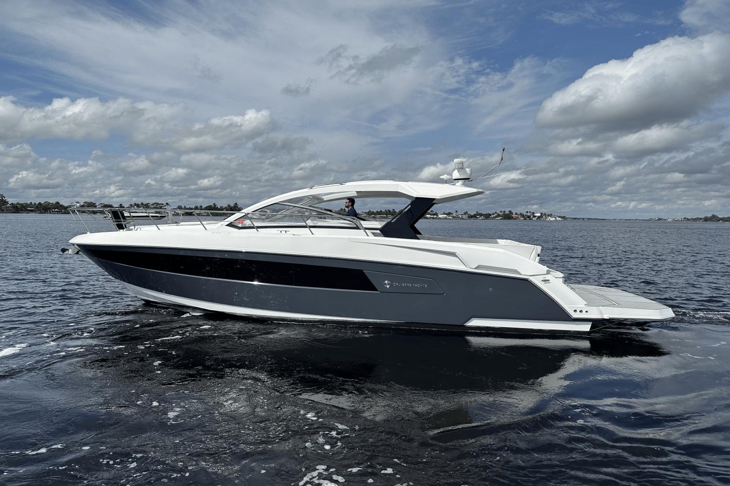 2019 Cruisers Yachts 39 Express Coupe Sports Cruiser for sale - YachtWorld