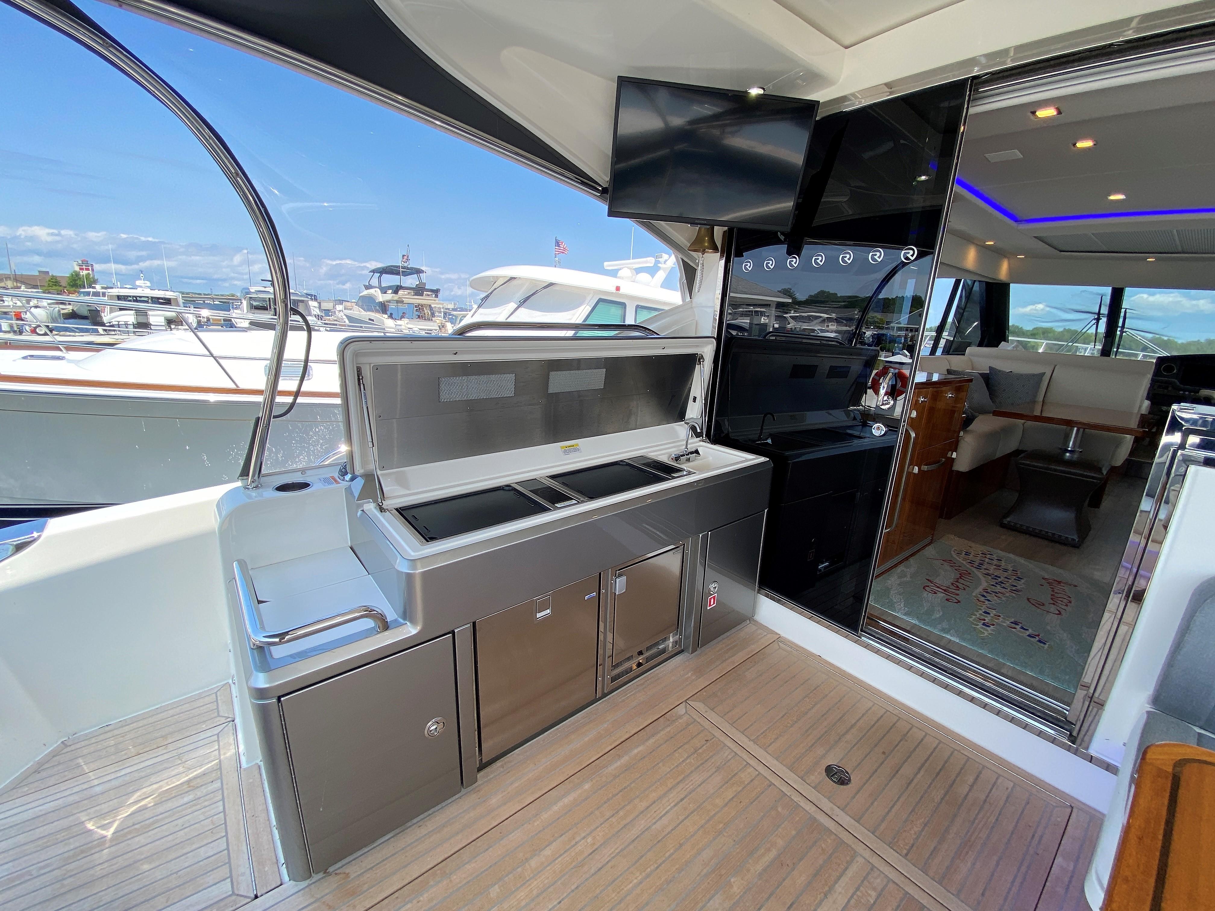 2021 Riviera 5400 Sport Yacht Sports Cruiser for sale - YachtWorld