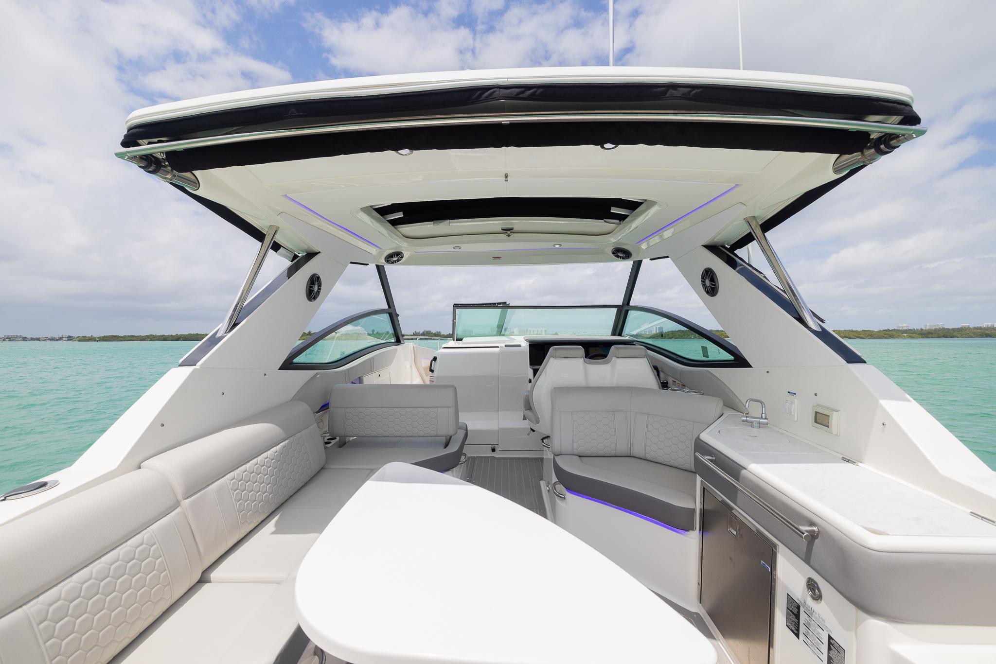 2022 Sea Ray 320 Sundancer Express Cruiser for sale - YachtWorld