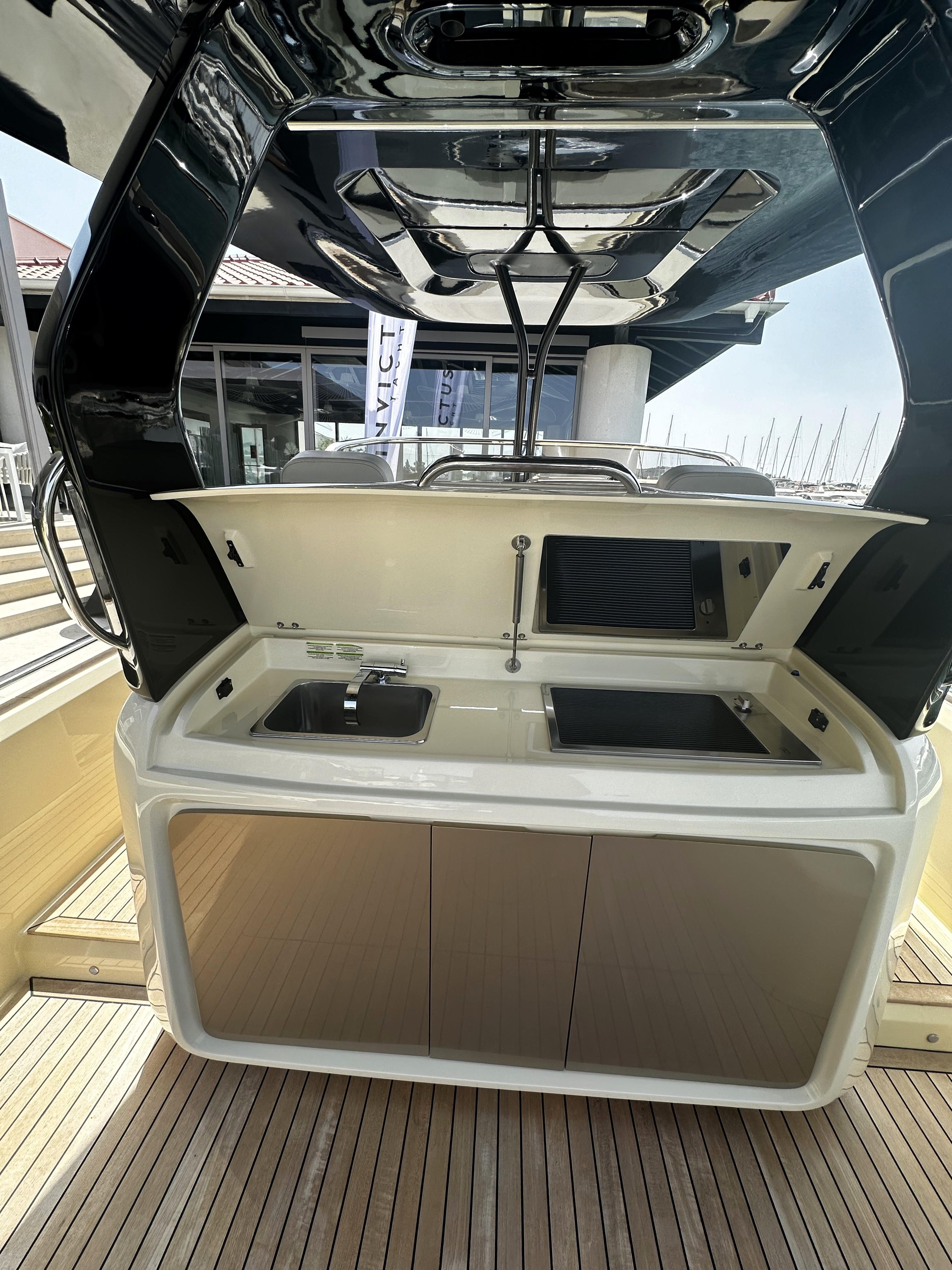 2023 Invictus GT 320 Express Cruiser for sale - YachtWorld