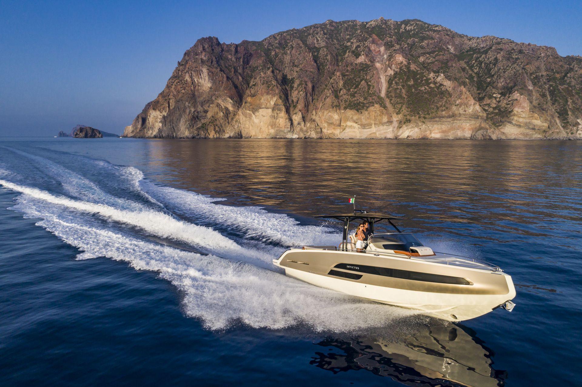 2023 Invictus GT 320 Express Cruiser for sale - YachtWorld