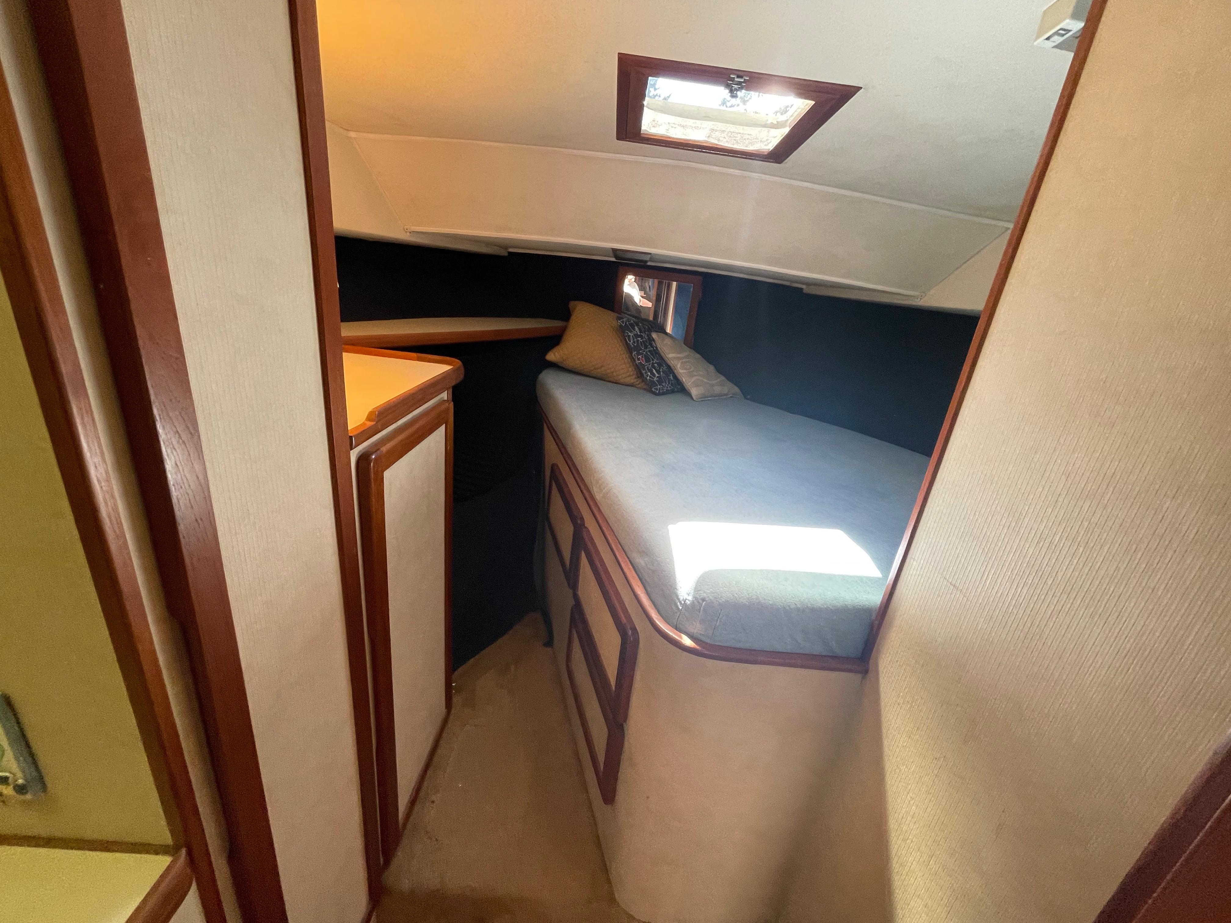 1984 Uniflite 36 MK II Double Cabin Aft Cabin for sale - YachtWorld