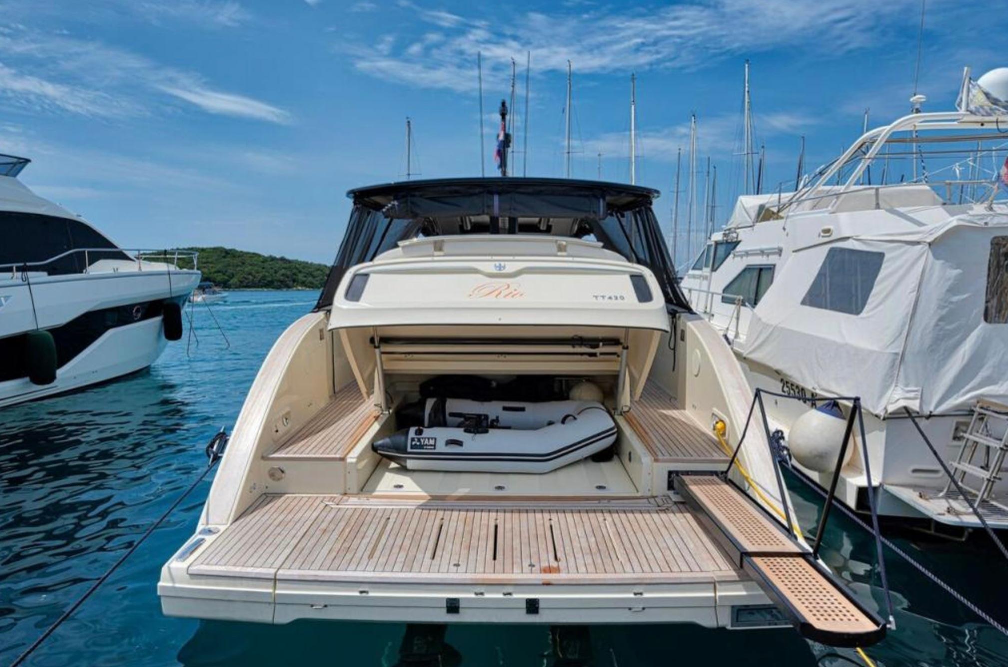 2024 Invictus TT420 Motoryacht til salg- YachtWorld