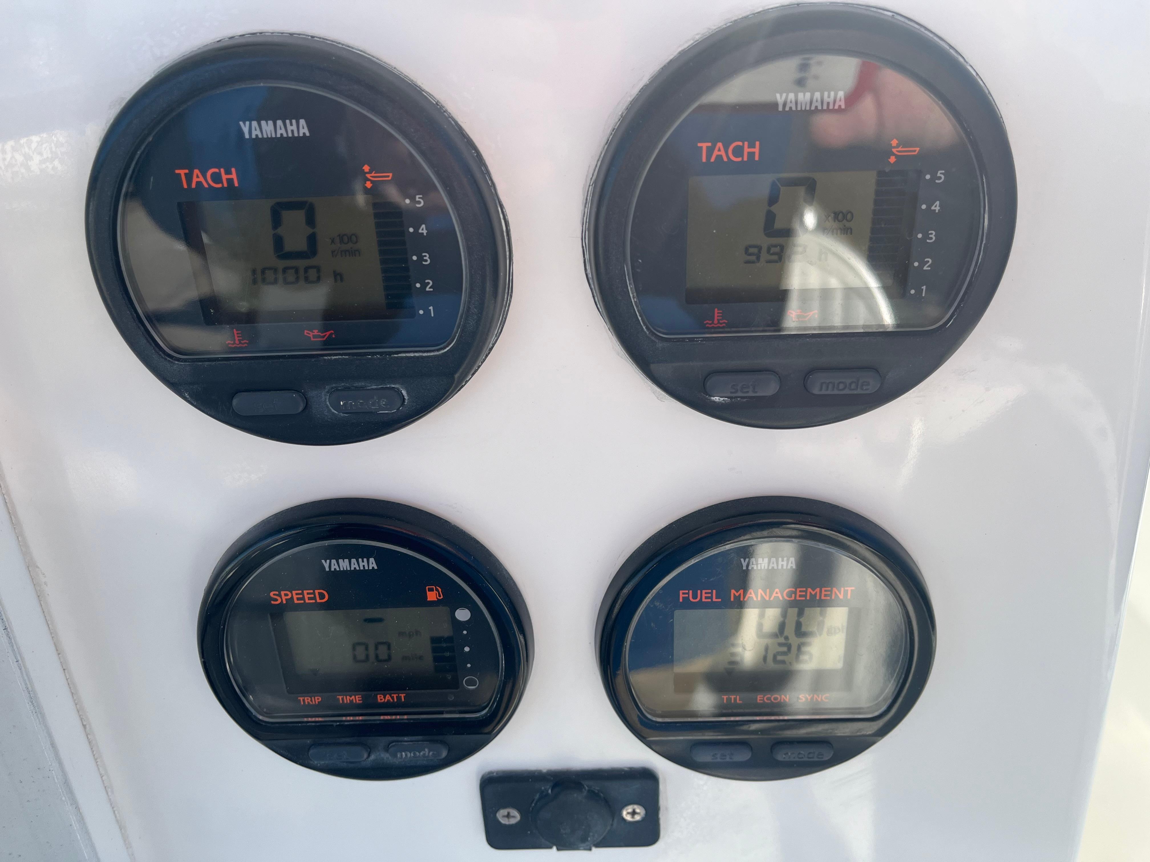 2000 Regulator 32 Cc Centre Console for sale - YachtWorld