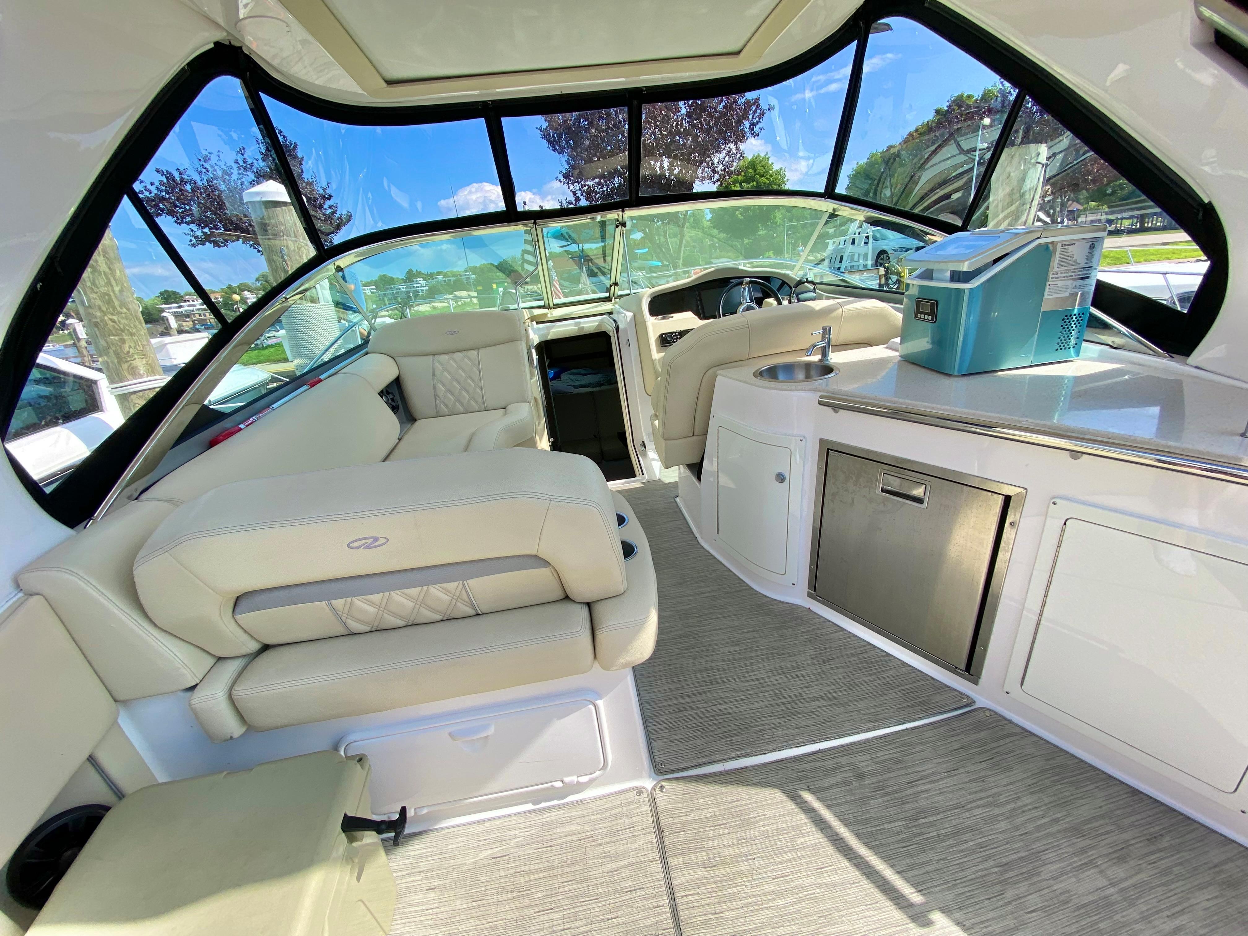 2019 Regal 33 Express Express Cruiser for sale - YachtWorld