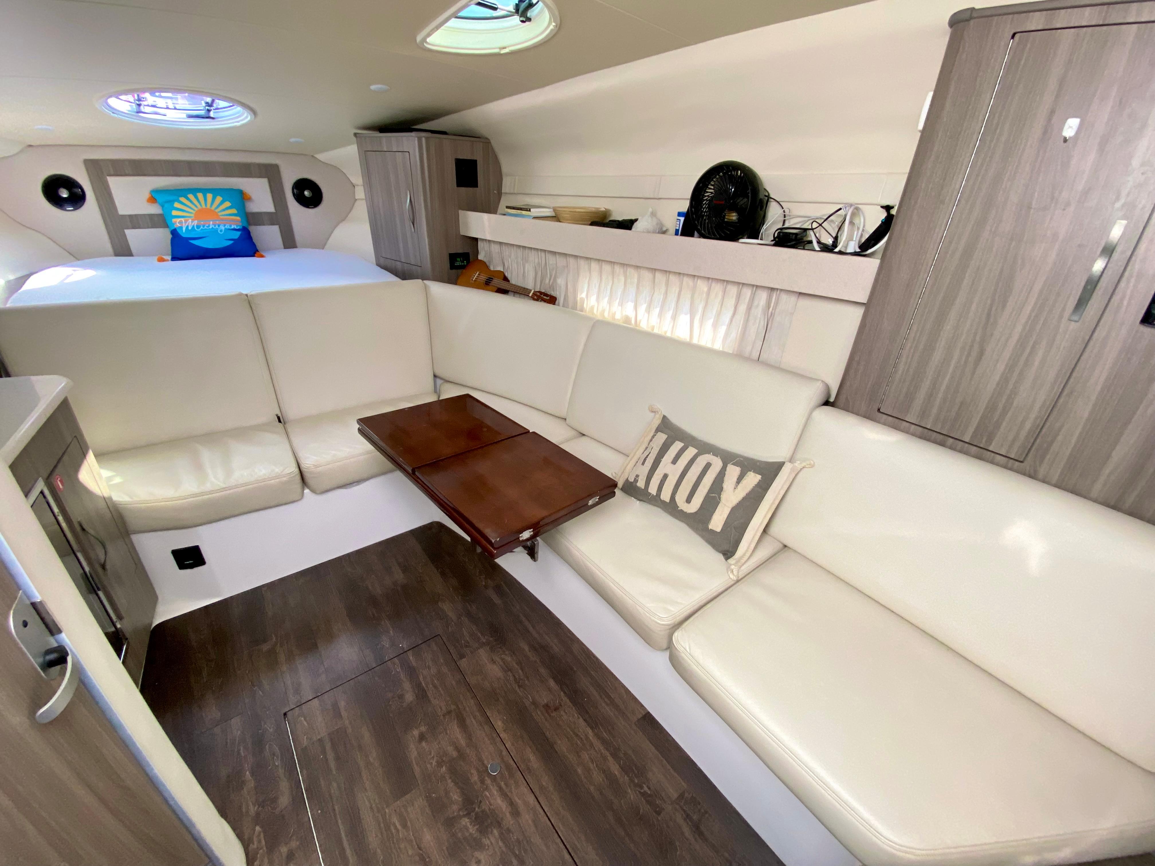 2019 Regal 33 Express Express Cruiser for sale - YachtWorld