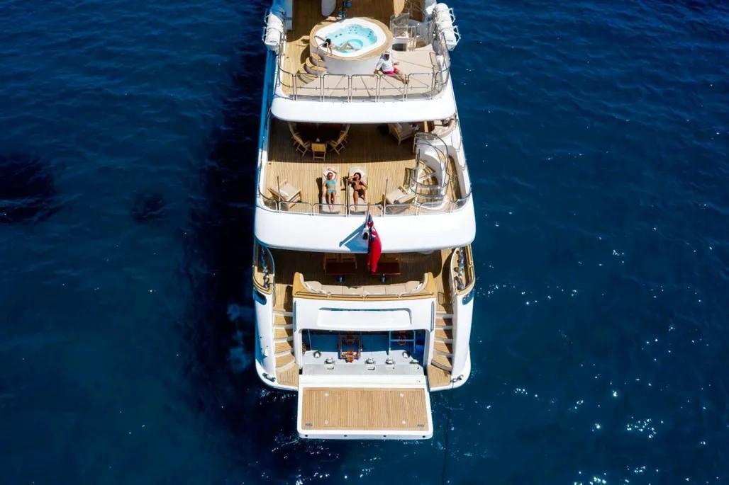 Benetti 120 | 2010 | 37m - Var ( 83 ) | Boatshop24